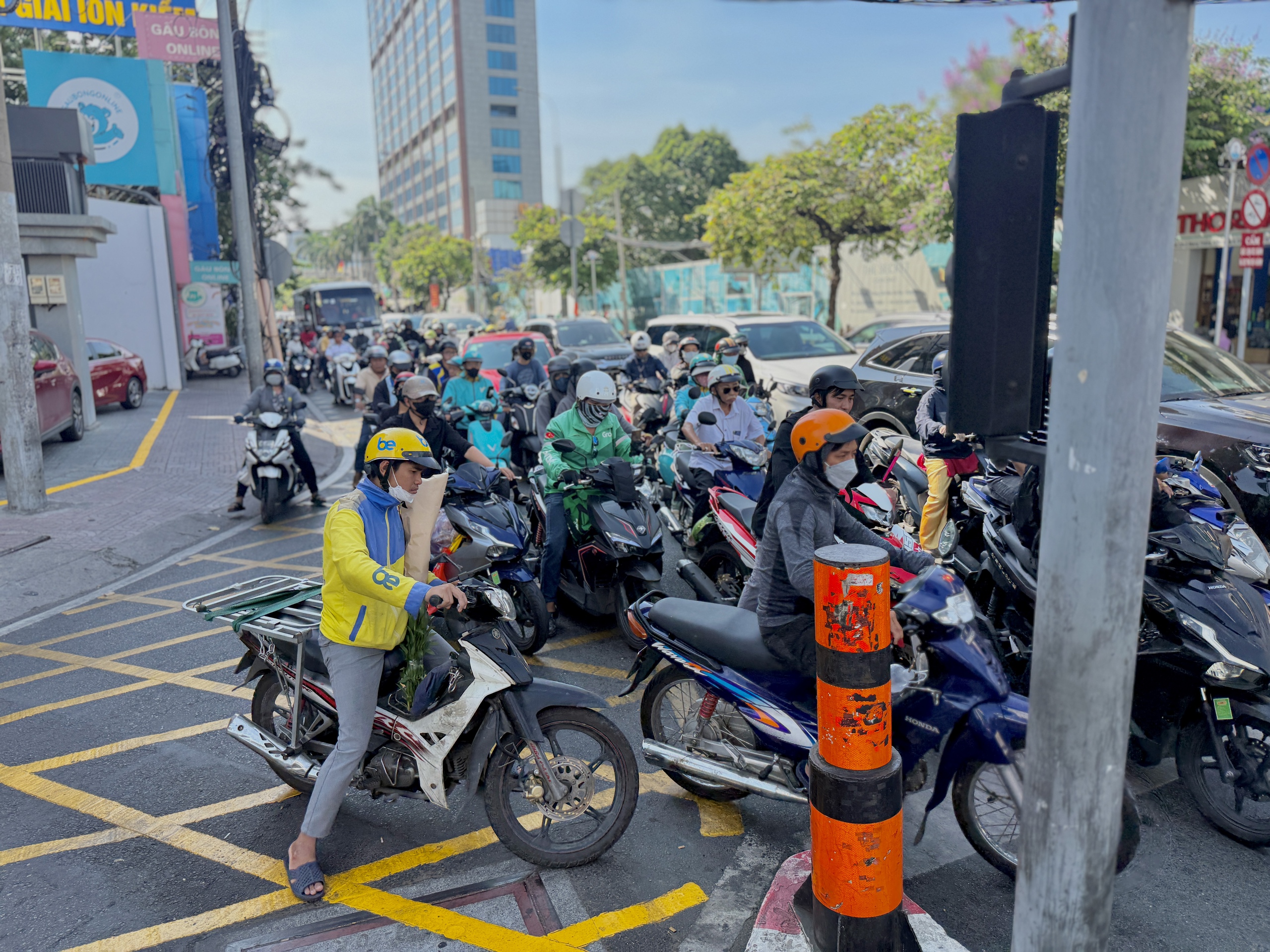 'CSGT sẽ phạt nguội xe đè vạch mắt võng để hạn chế ùn tắc'