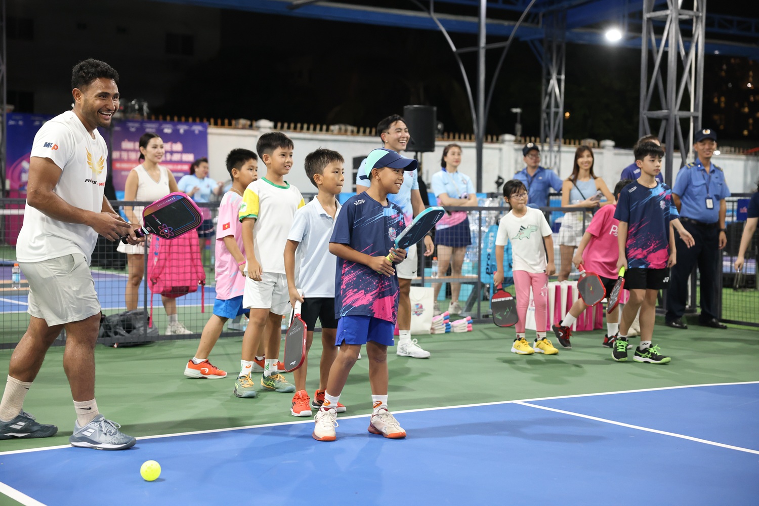 Internationaler Pickleball-Superstar interagiert mit Fans auf den D-Joy ...