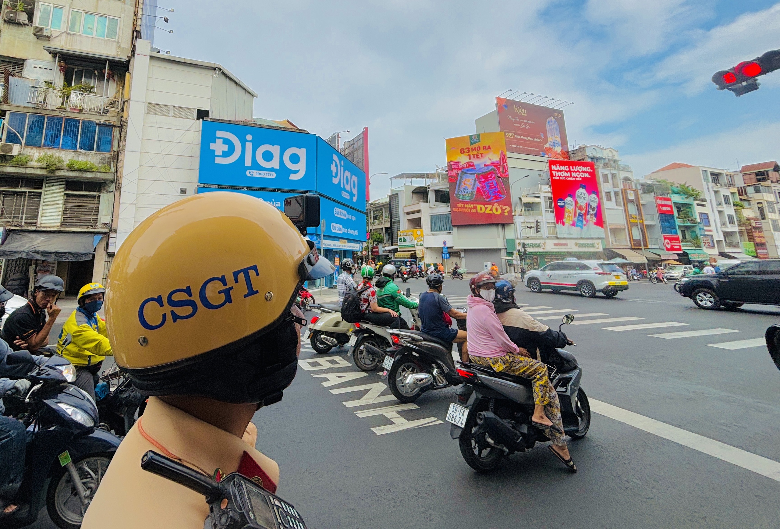 CSGT TP.HCM sẽ trích xuất camera phạt nguội lỗi không nhường đường xe ...