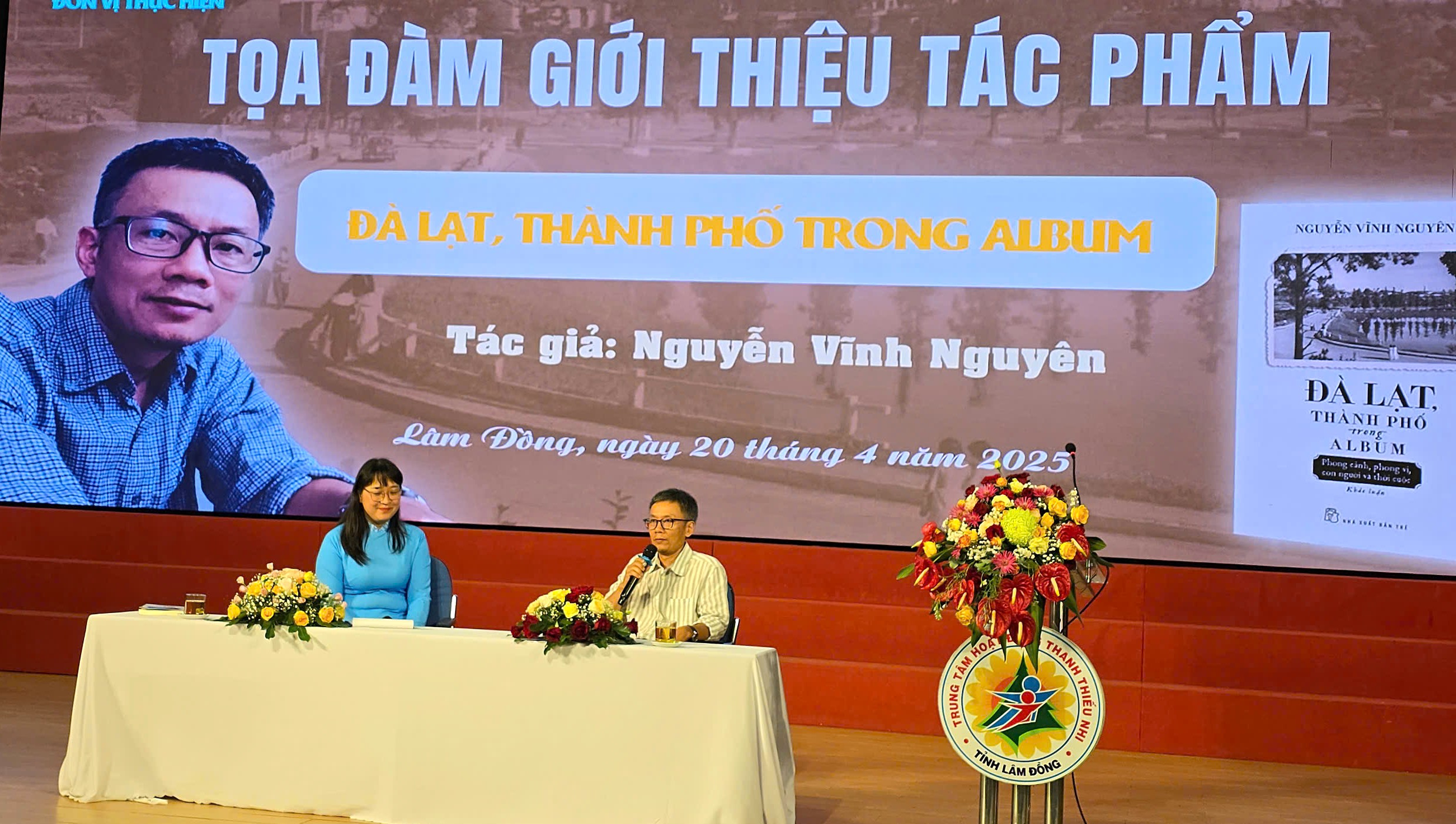 El poeta Tran Dang Khoa y el escritor Nguyen Vinh Nguyen interactúan ...