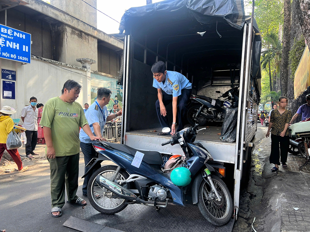 Cát cứ thu phí đỗ xe 'lụi': Vạch trần bãi xe trái phép
