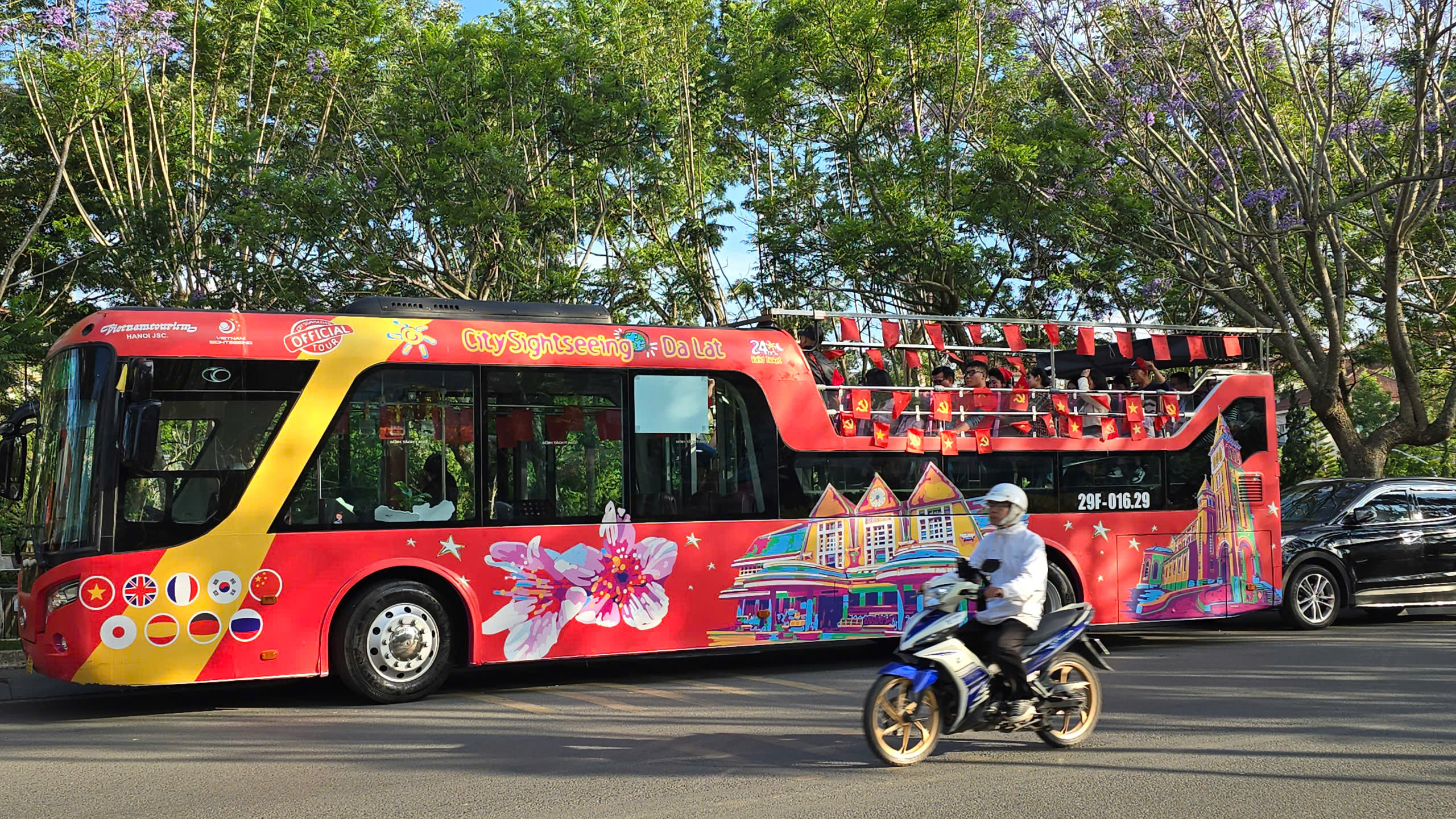 Music bus tour around Da Lat mountain town to celebrate 50 years of ...