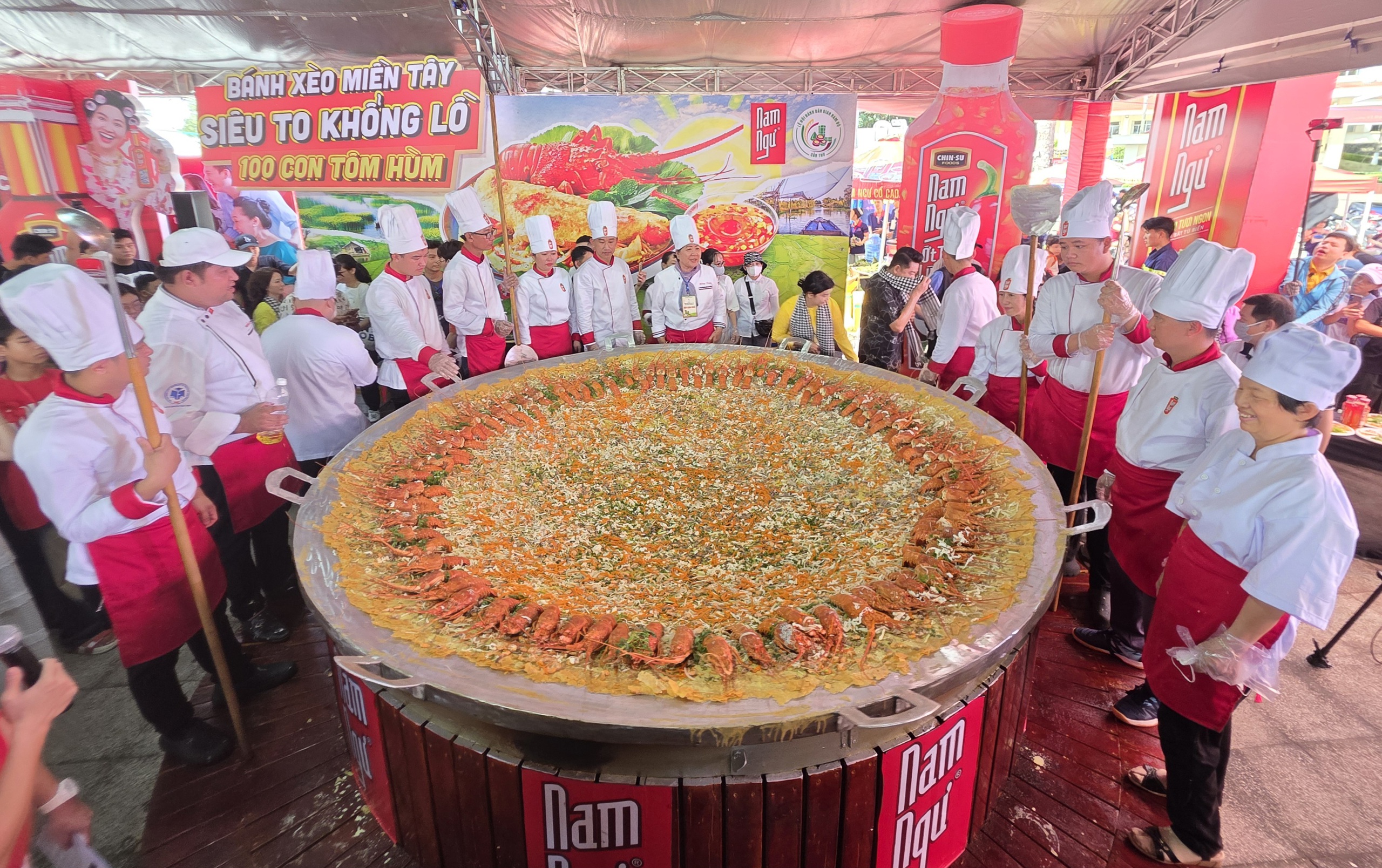 Du khách hào hứng thưởng thức bánh xèo khổng lồ có nhân 100 con tôm hùm