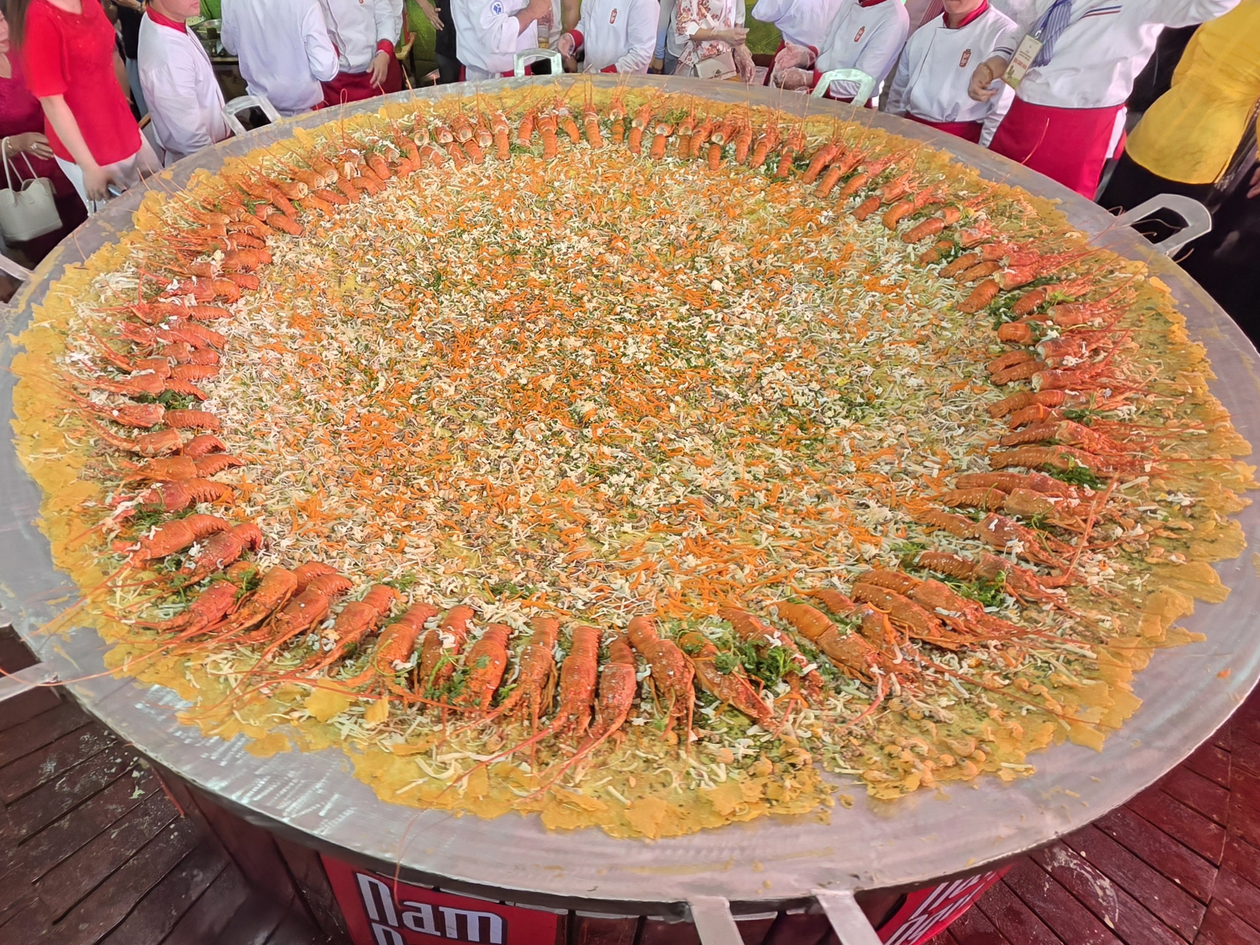 Du khách hào hứng thưởng thức bánh xèo khổng lồ có nhân 100 con tôm hùm