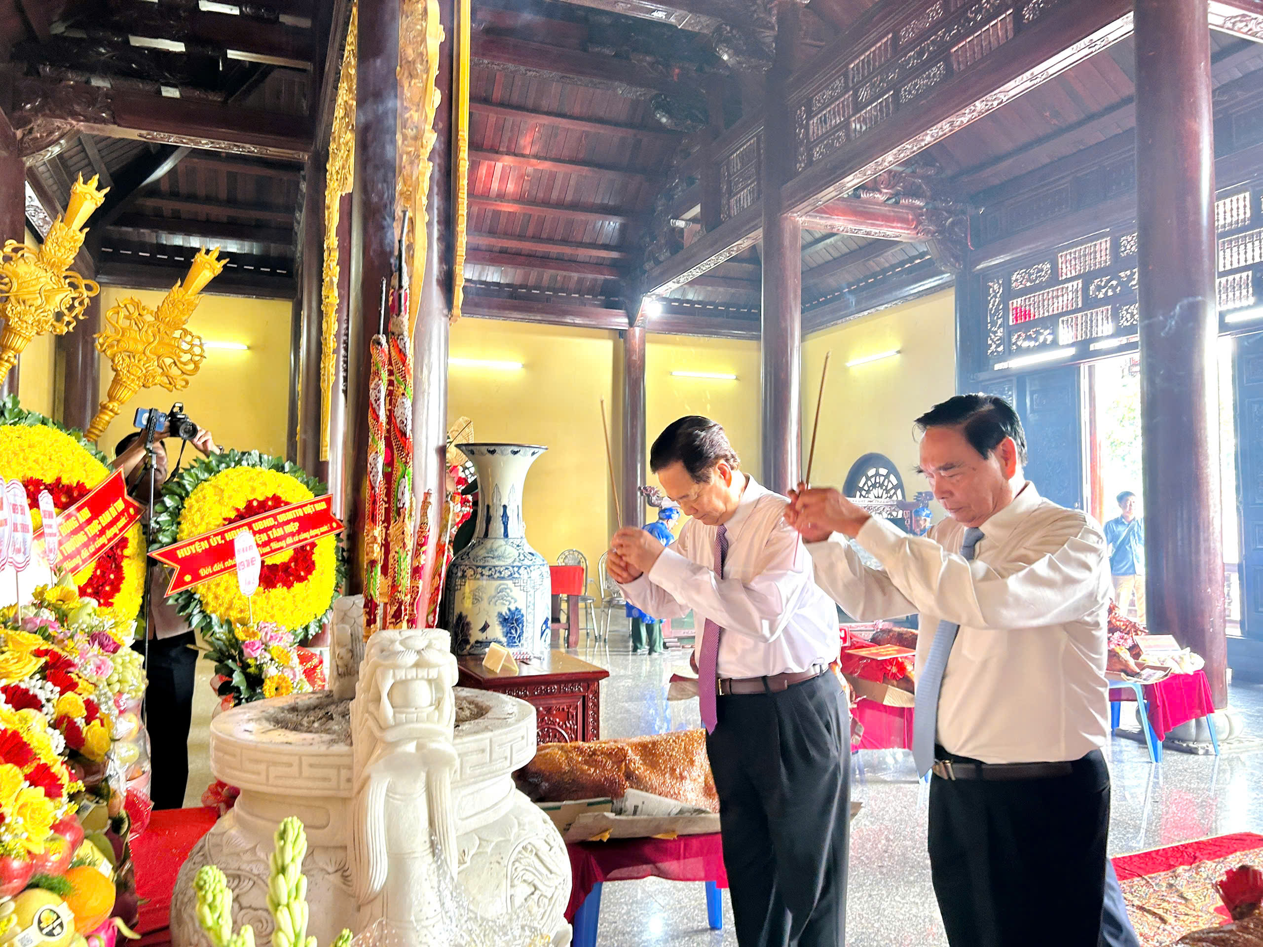 Đông đảo người dân Kiên Giang dâng hương Quốc tổ Hùng Vương