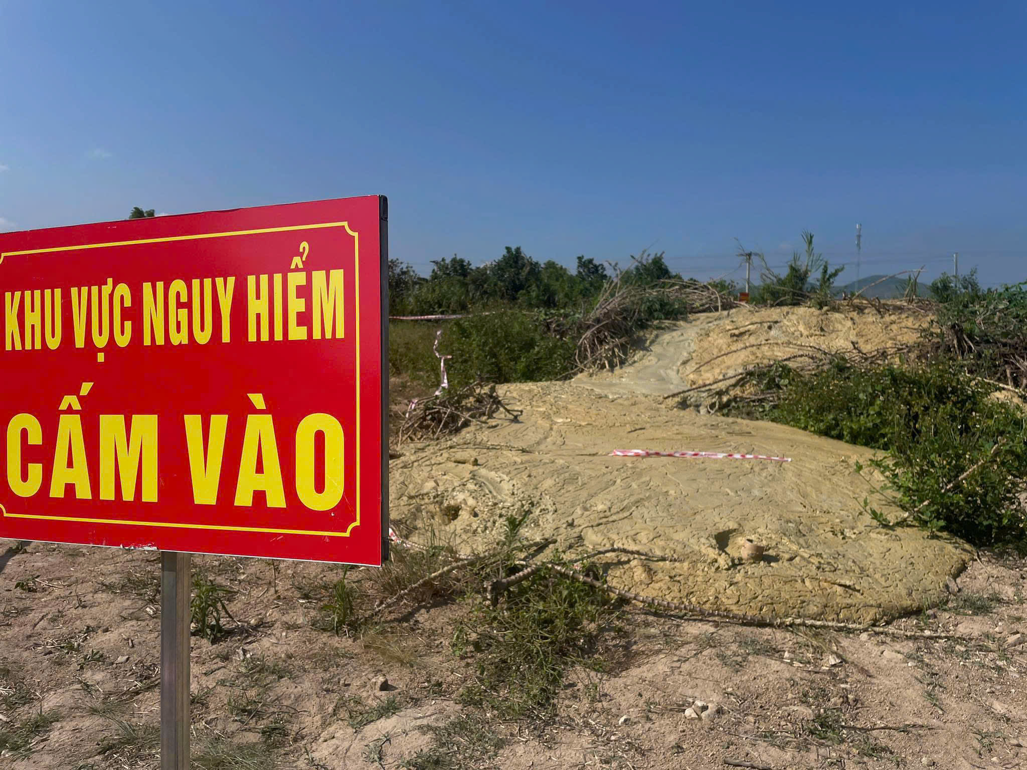 Cận cảnh hiện tượng lạ ở Phú Yên: Bùn phun trào, nhiều vết nứt rộng