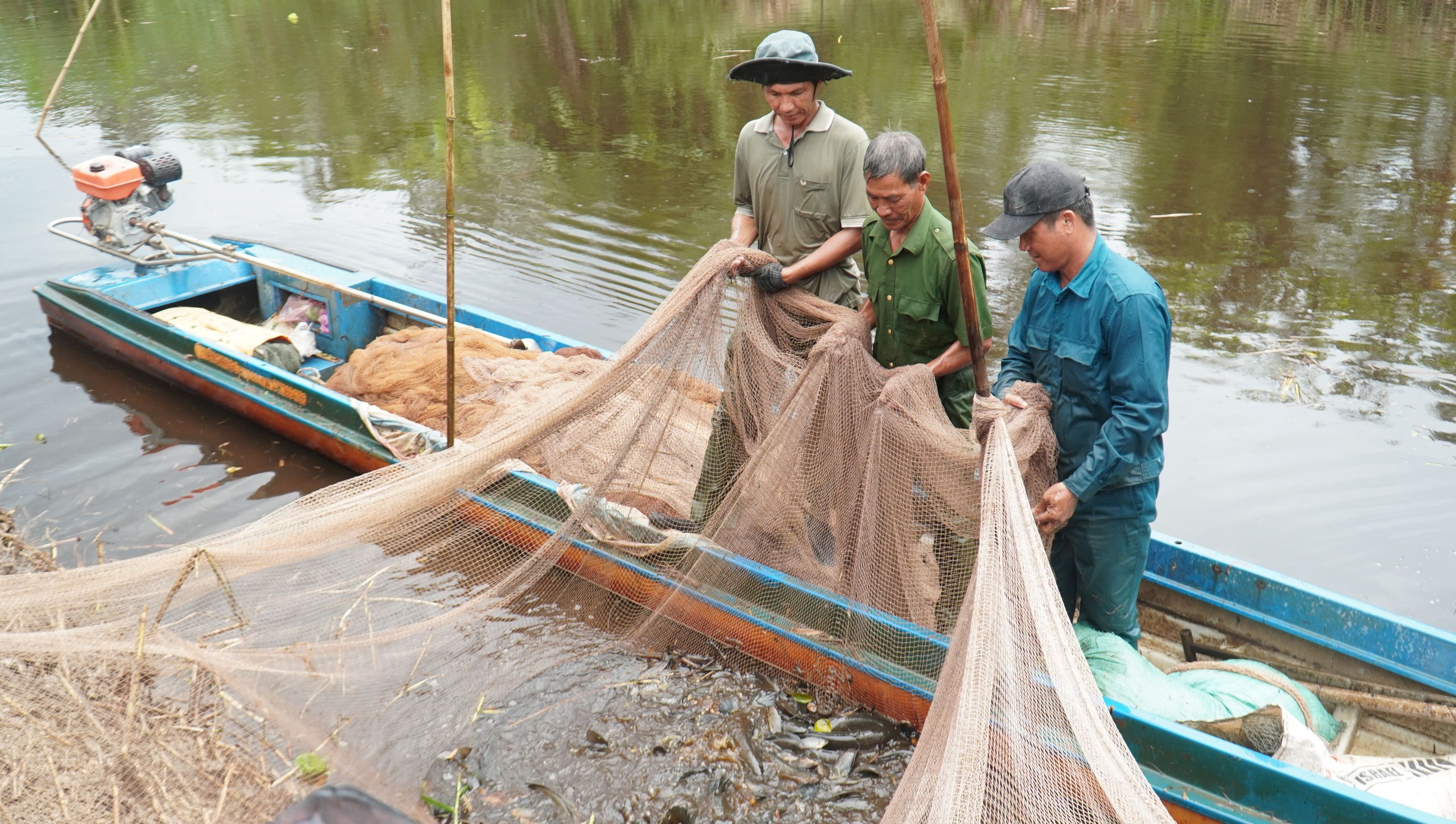 Exciting boat ride, monkey bridge crossing in the middle of Ca Mau ...