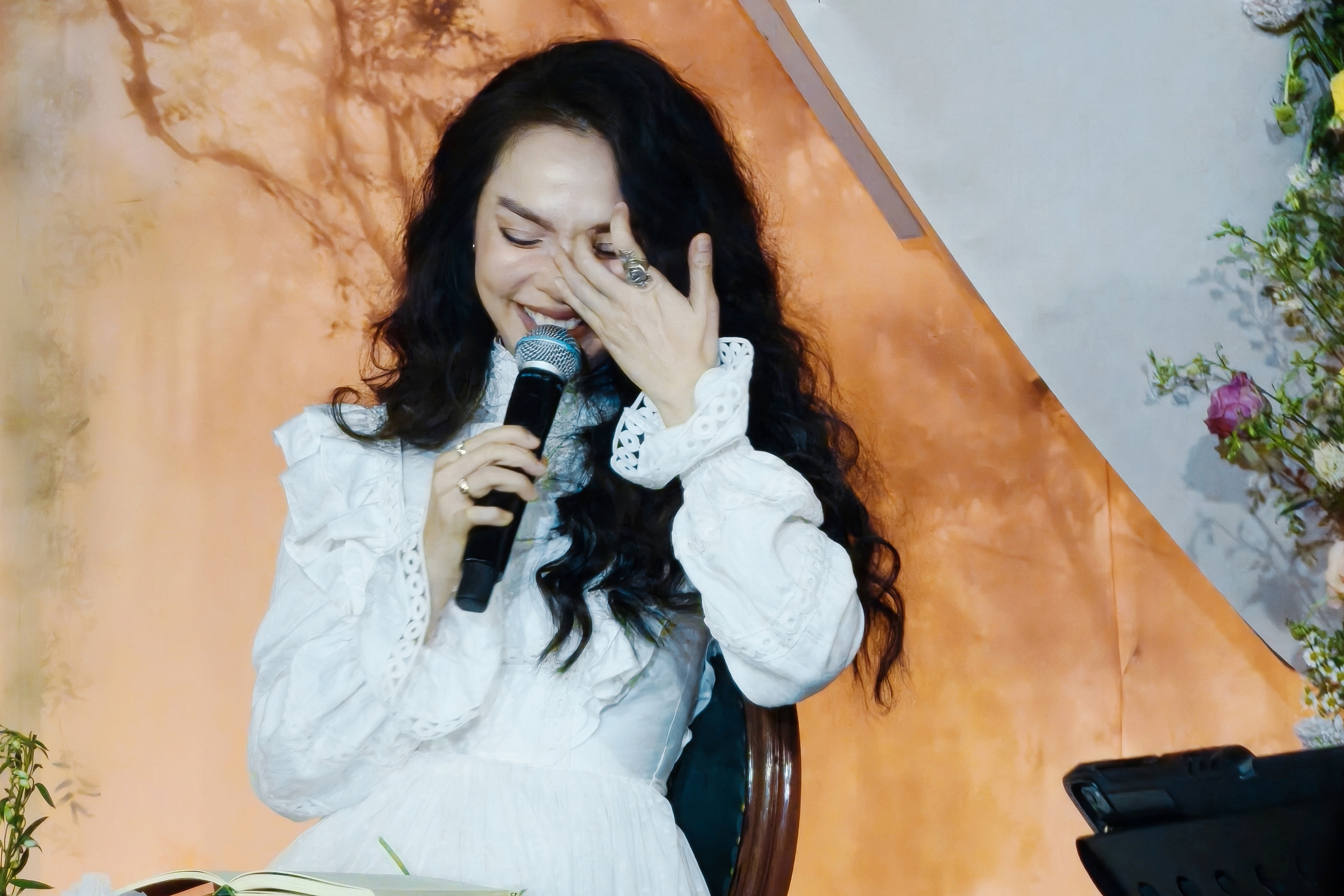 Singer Hien Thuc continuously burst into tears when mentioning a ...