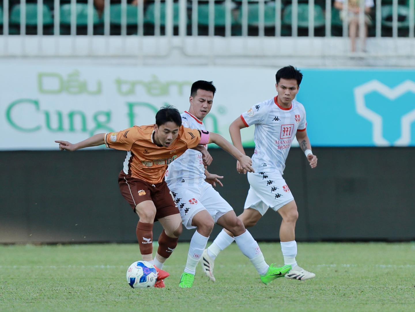 HAGL knows how to stay in the league while making the championship race ...