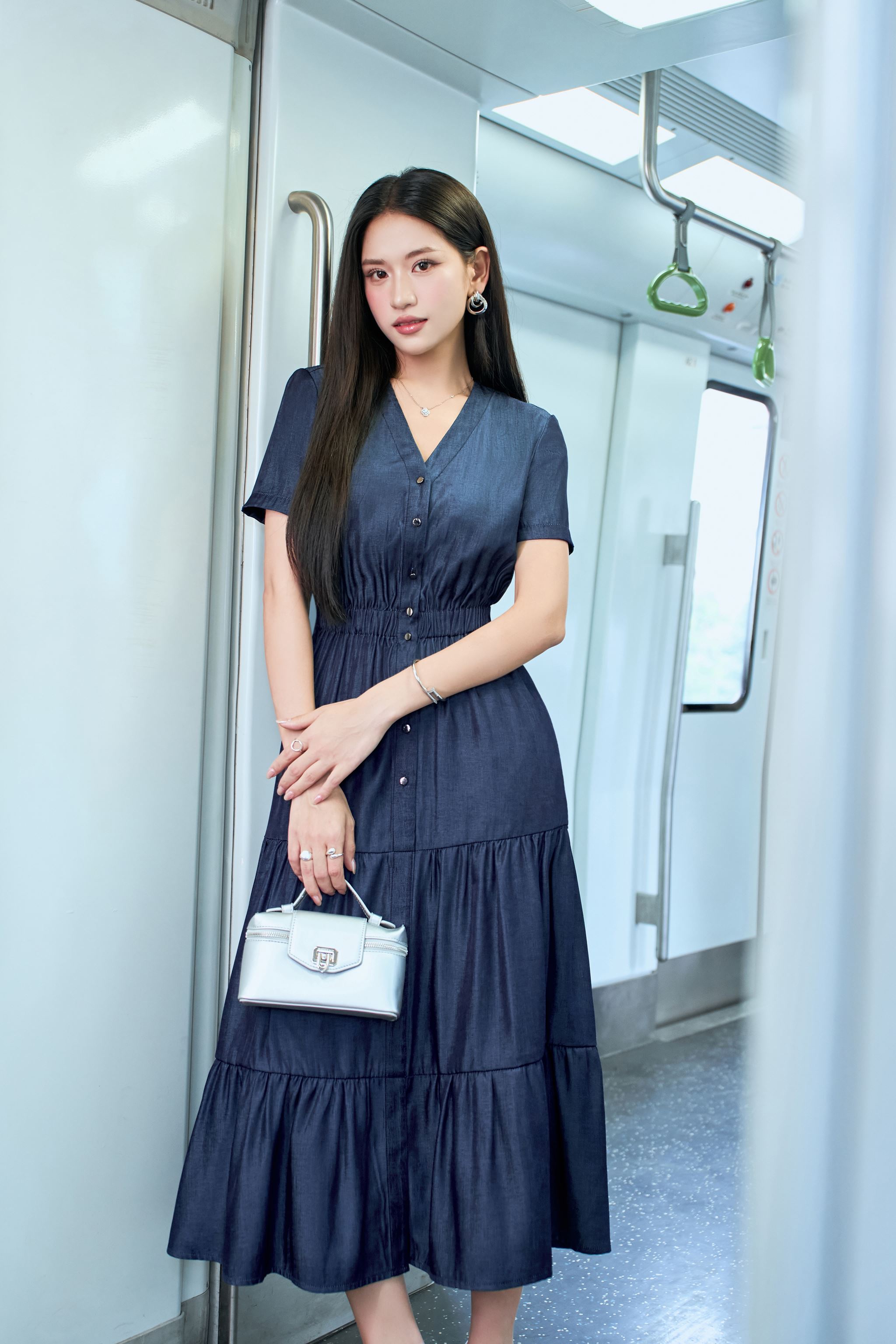 Chân váy denim, đầm denim dáng dài... làm mới tủ đồ công sở hiện đại