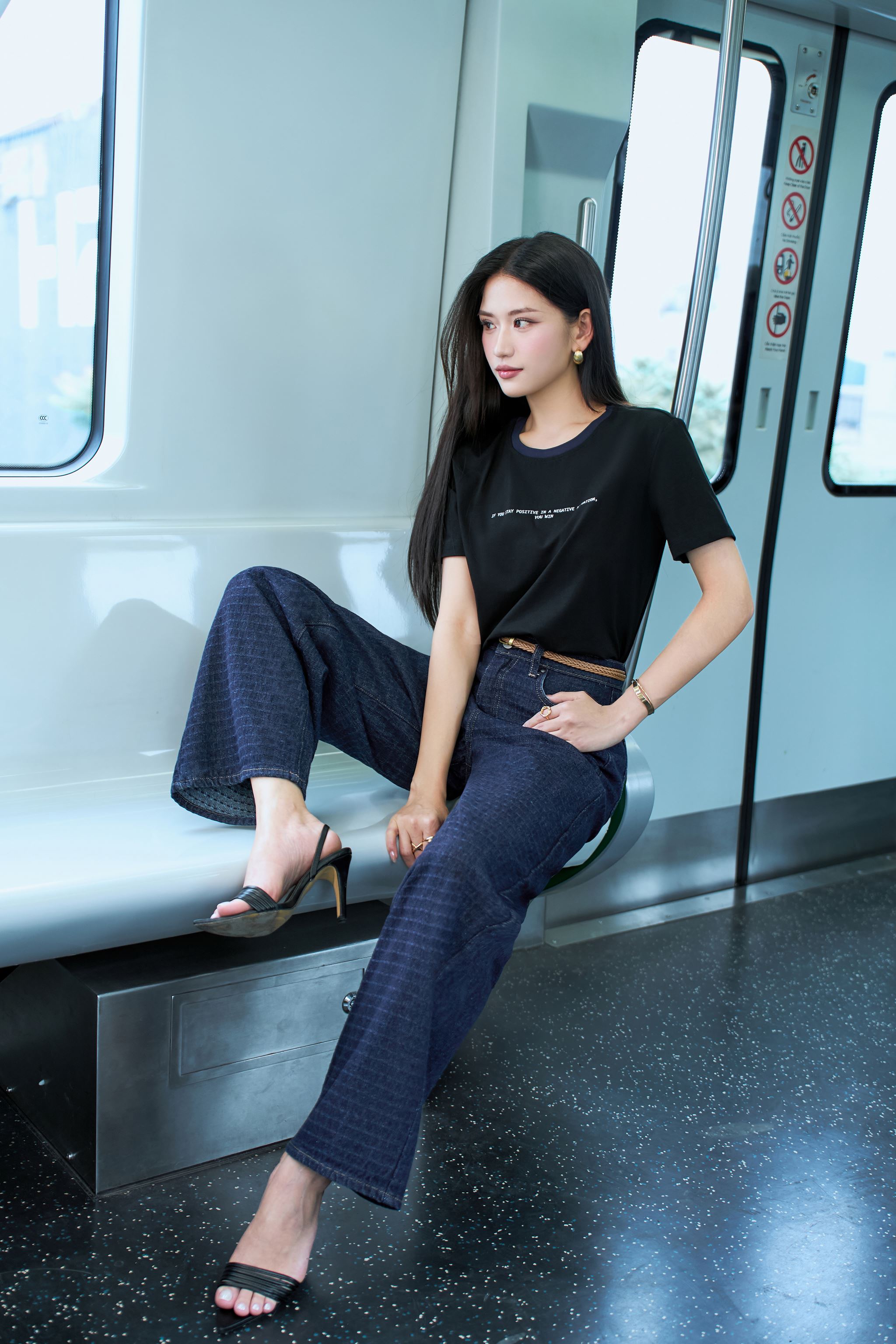 Chân váy denim, đầm denim dáng dài... làm mới tủ đồ công sở hiện đại