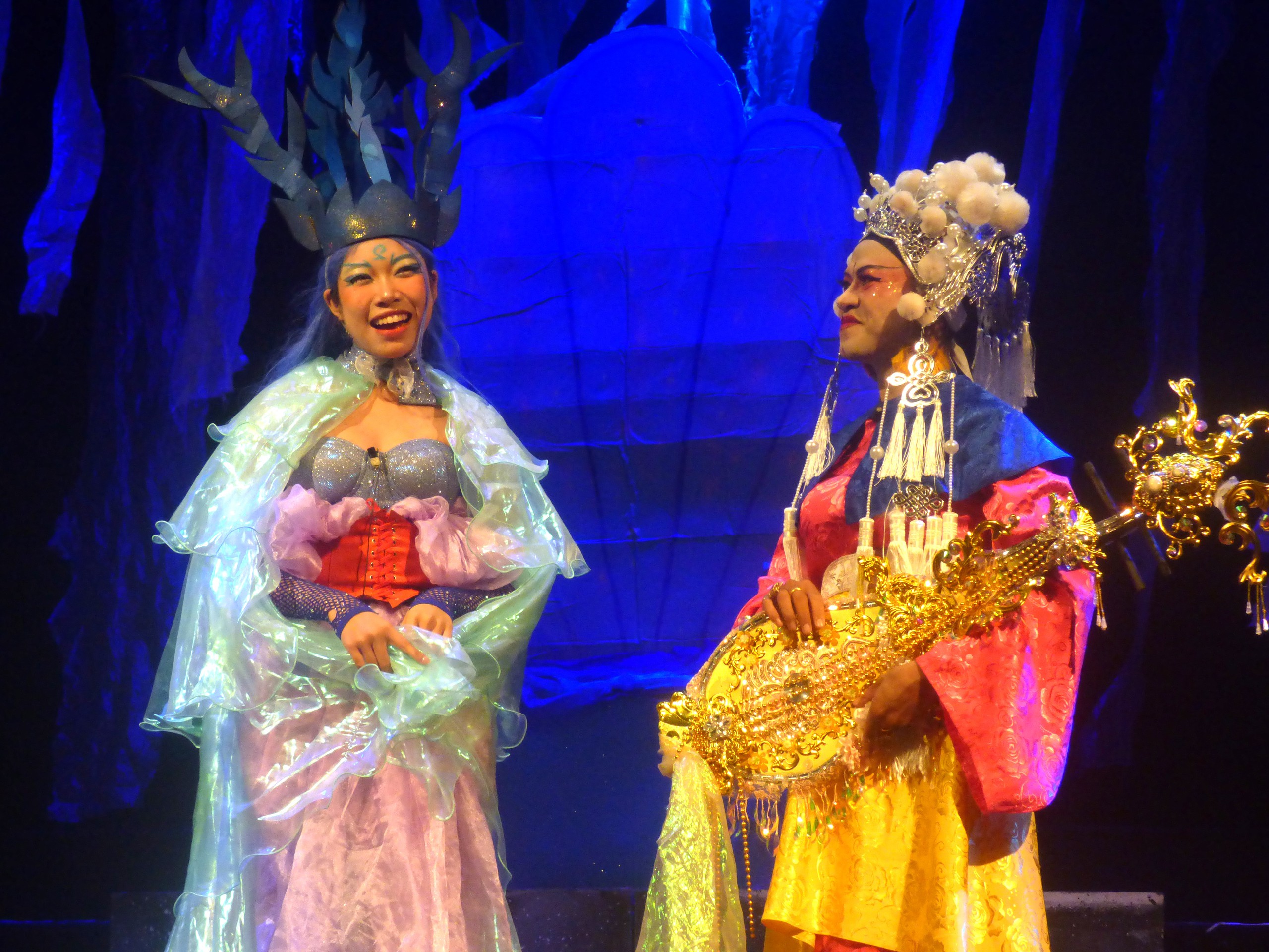 Summer fun with Na Tra on Quoc Thao stage