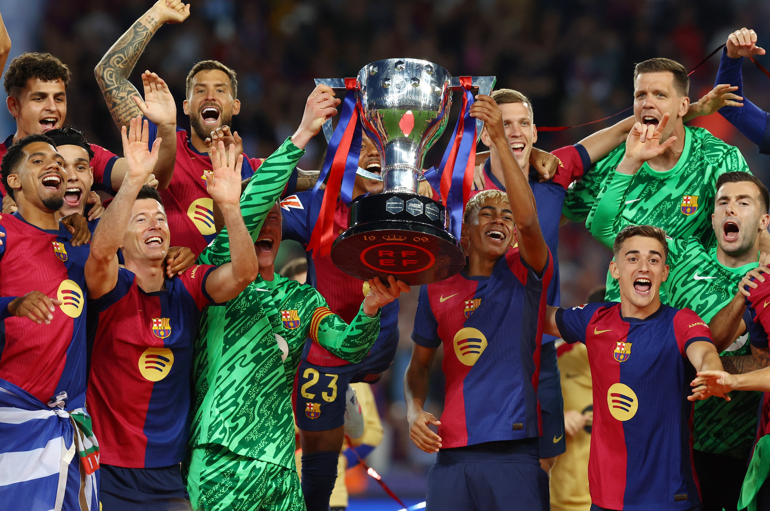 Yamal signs a massive contract with Barcelona; Premier League giants ...
