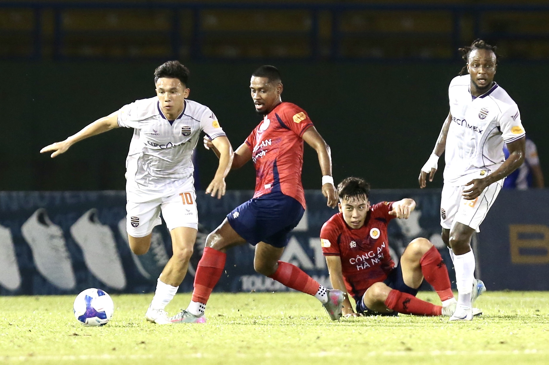 อันดับ V-League: CAHN Club ชนะรวดจนขยับเข้าใกล้ท็อป 3 ส่วน Binh Duong 'จม' ในครึ่งหลัง