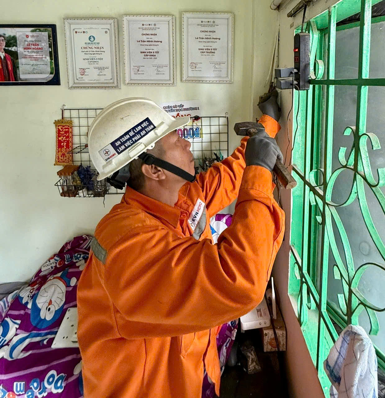 Từng bước chân nhẹ nhàng đi quanh nhà tắt đèn, tôi nghe nhịp đập trái ...