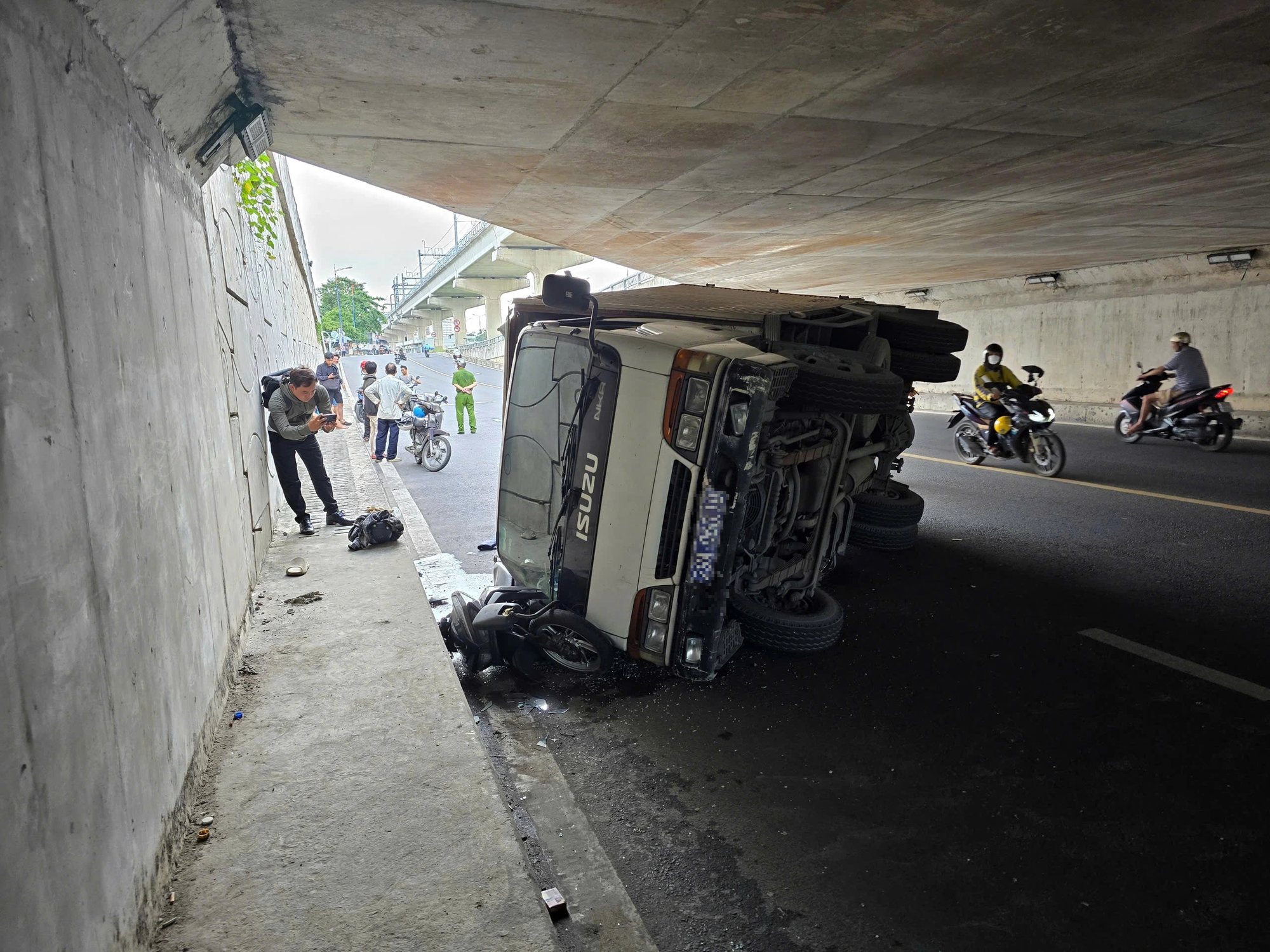 TP.HCM: Xe tải lật đè 2 xe máy trong hầm chui, 3 người bị thương | VOZ