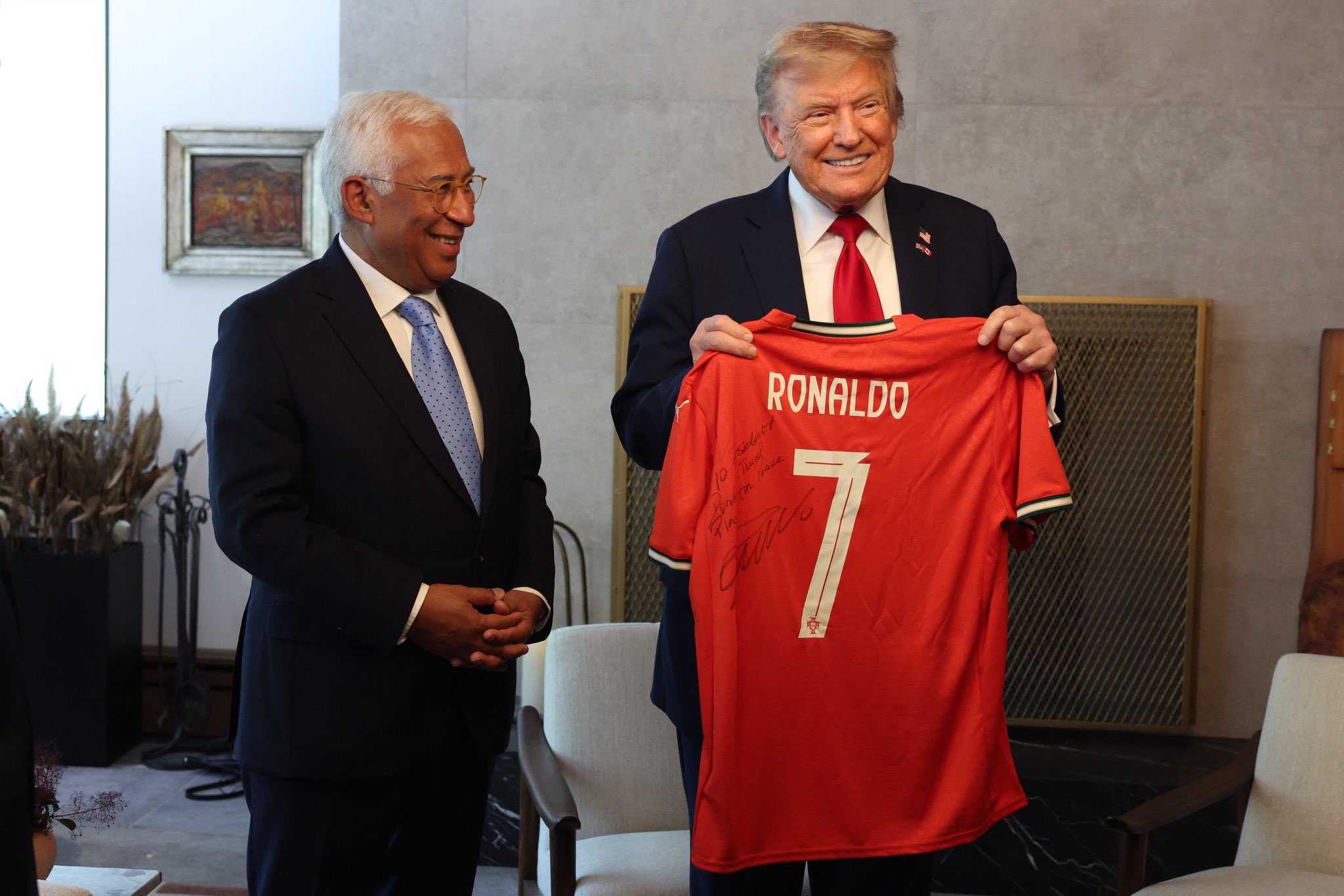 Ronaldo gửi tặng áo đấu cho Tổng thống Mỹ Donald Trump kèm thông điệp ...
