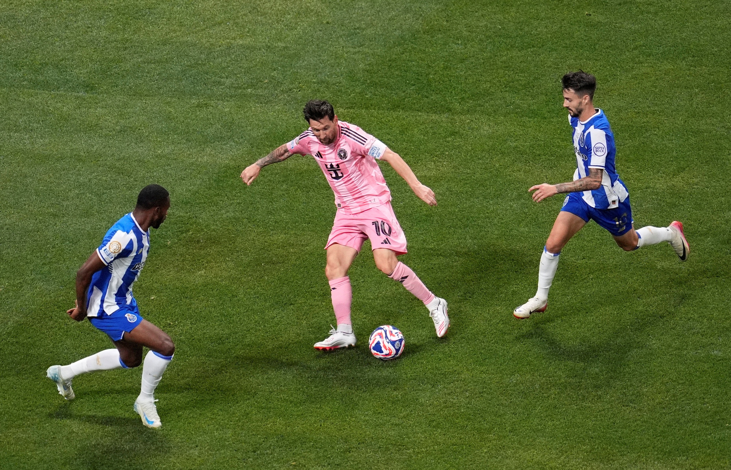 Messi ghi bàn siêu phẩm sút phạt, Inter Miami tiến gần vòng 16 đội Club ...