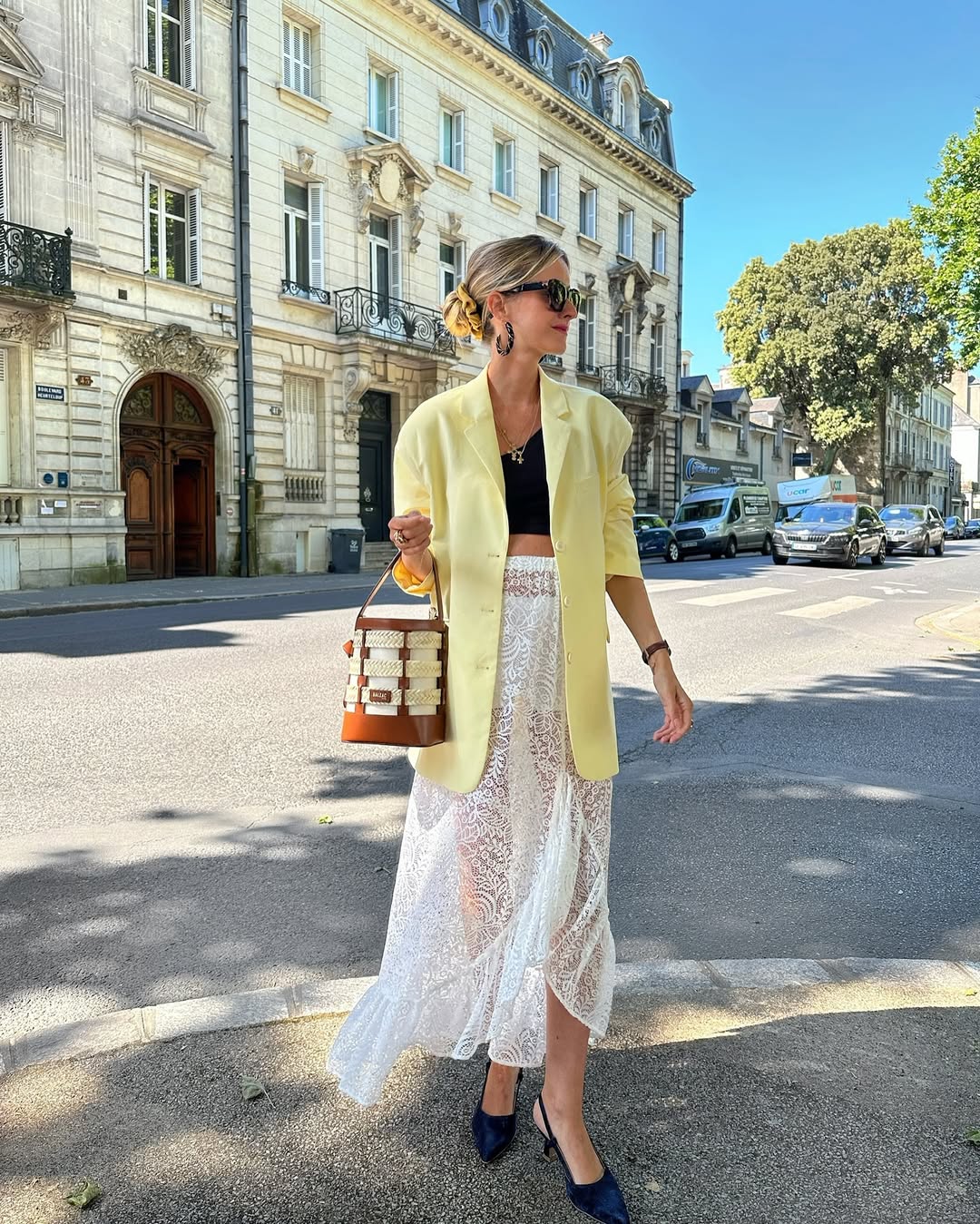 Váy dài và áo khoác, cặp đôi mùa nắng đẹp miễn chê