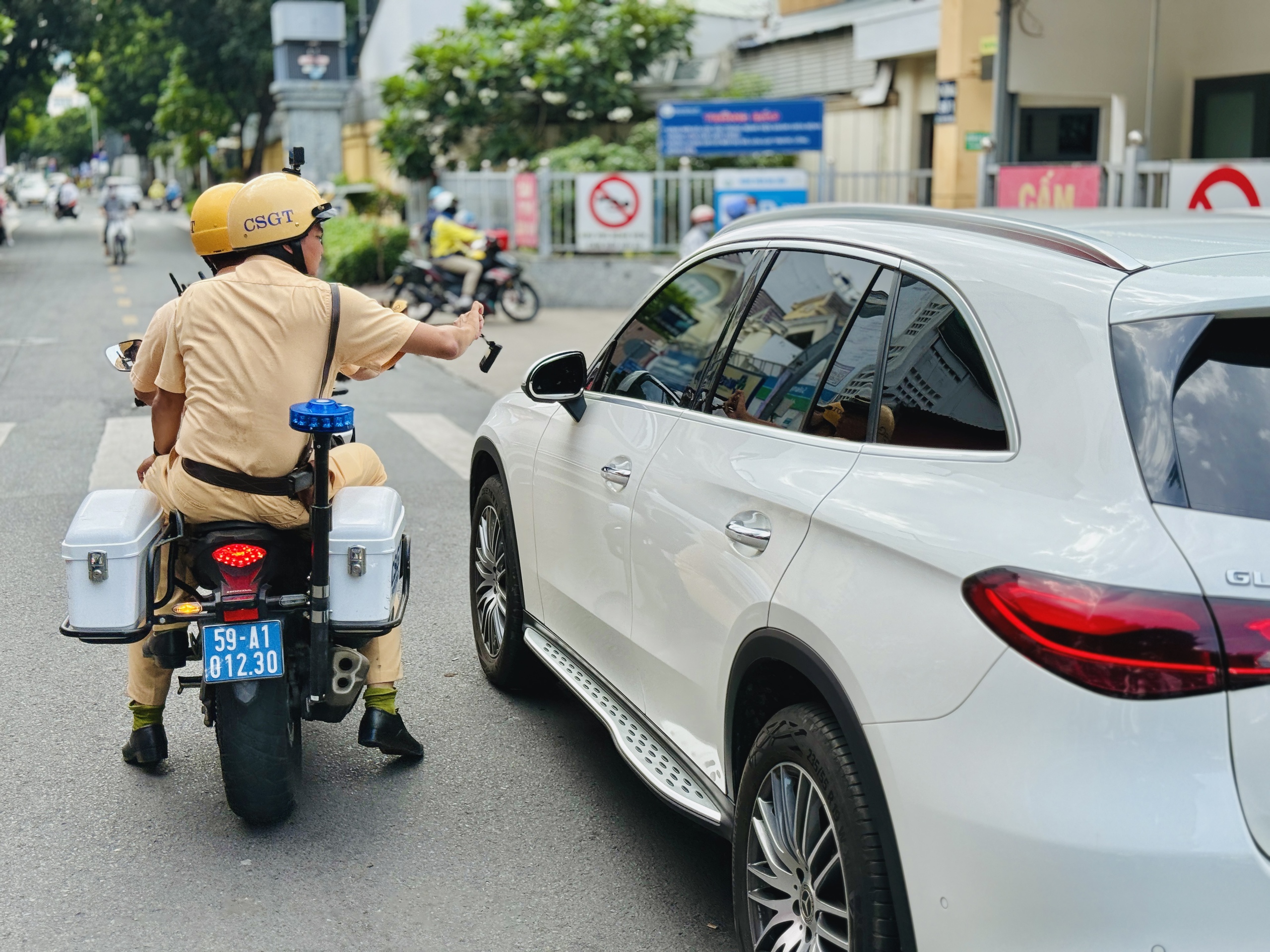 Hàng loạt tài xế bị CSGT phạt nguội vì thói quen dừng đỗ xe những nơi này