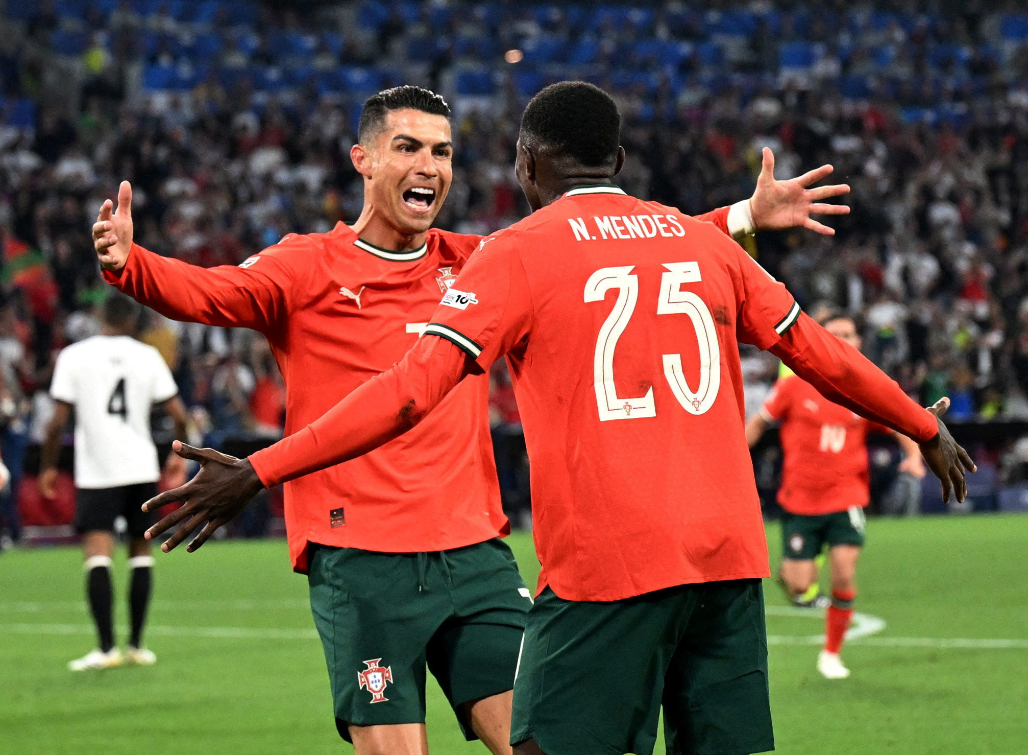 Ronaldo ghi bàn thắng lịch sử đưa Bồ Đào Nha vào chung kết UEFA Nations ...