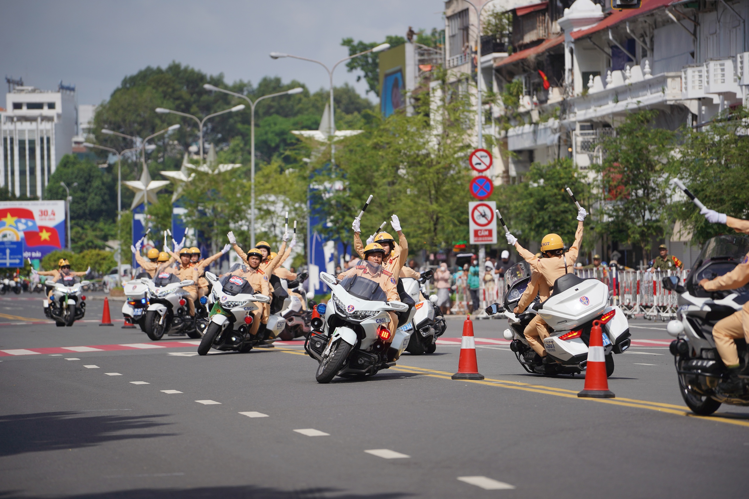 Xem nhanh 20h ngày 5.6: Gặp nữ CSGT lái siêu mô tô dẫn đoàn | QLTT nói ...