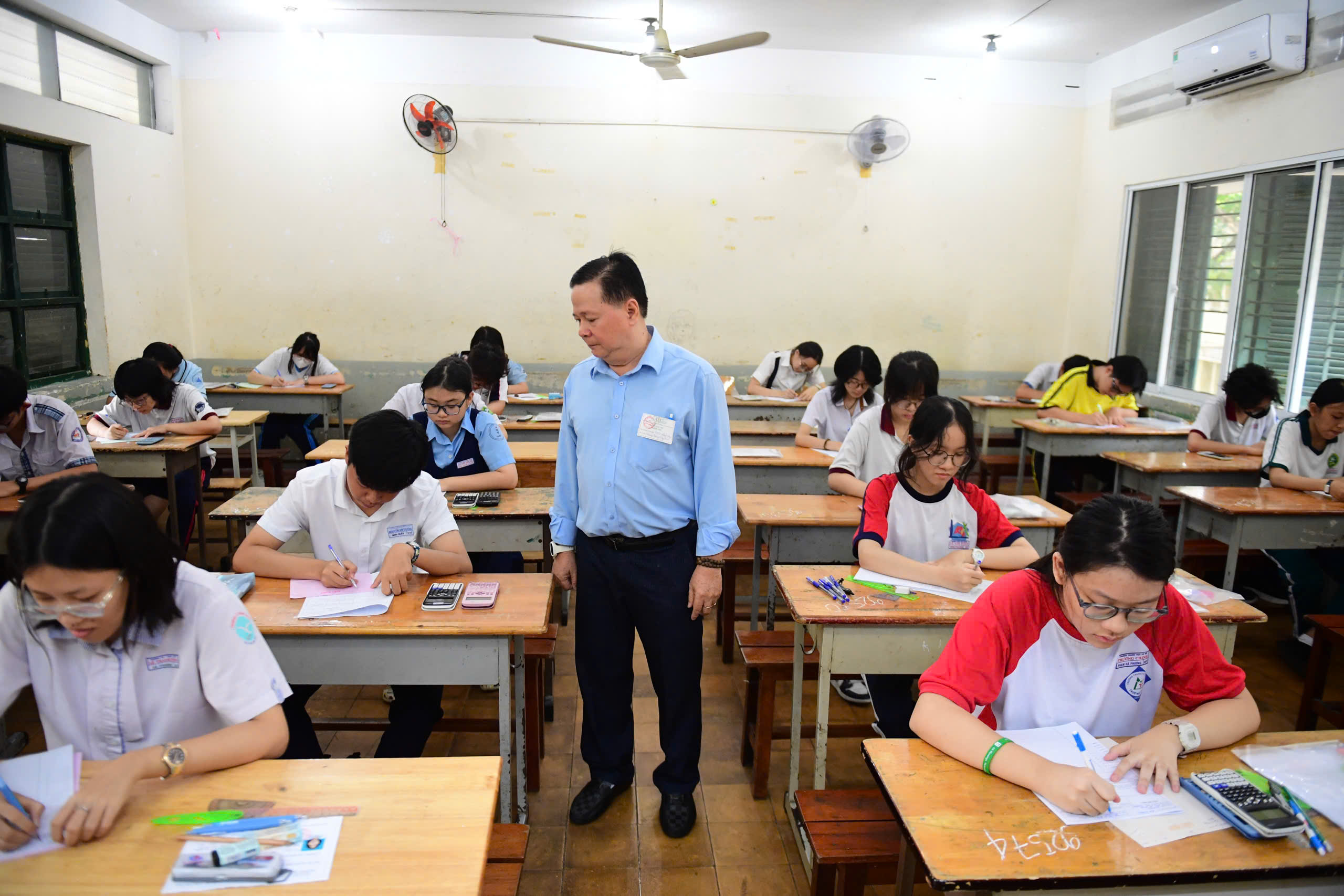 Pressure is reduced but the 10th grade benchmark score in Ho Chi Minh ...