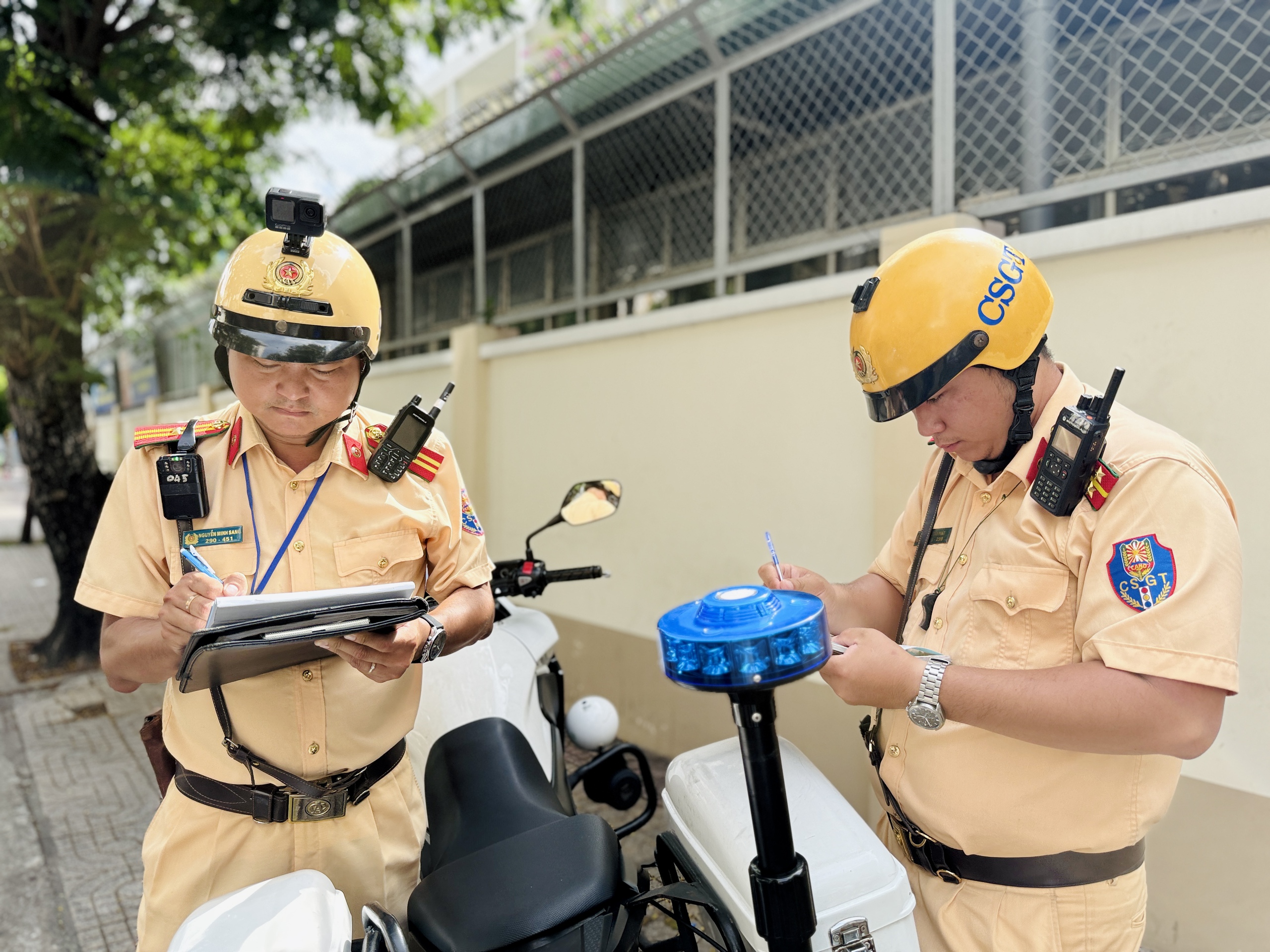 Bật đèn cảnh báo dừng xe ở đường cấm dừng đỗ vẫn bị CSGT phạt: Vì sao?