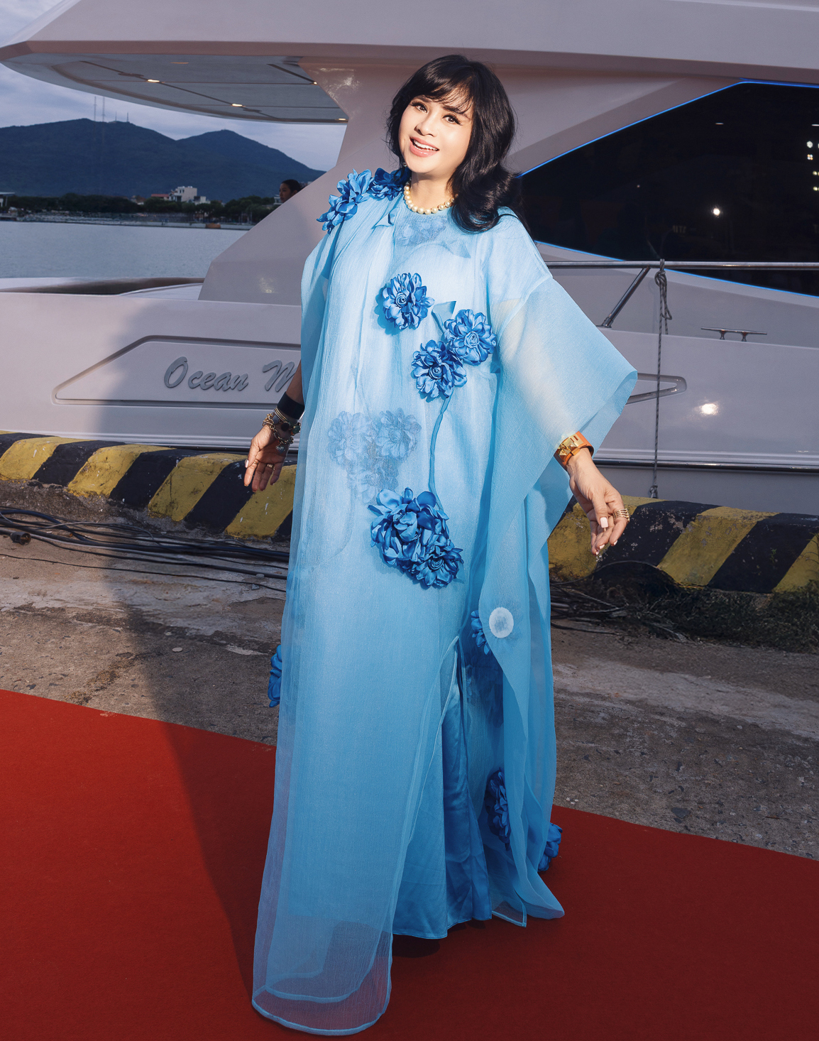 Hóa nàng thơ mùa hạ cùng sắc xanh sky blue tươi mát, dịu dàng và quyến rũ