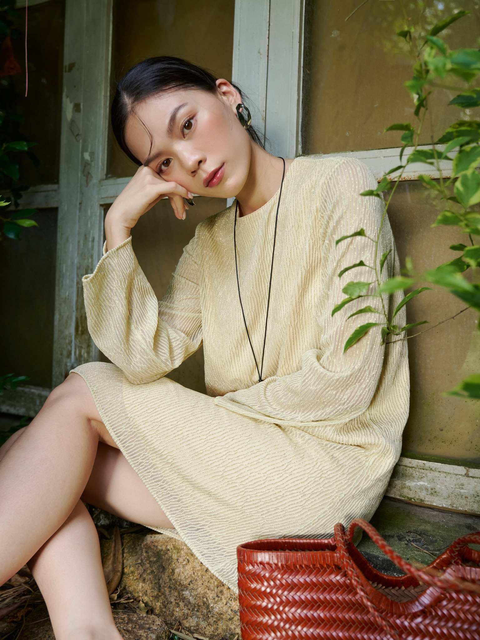 Chớm thu, khám phá tủ đồ thanh lịch với chất liệu lụa, ren cùng vải xô mềm