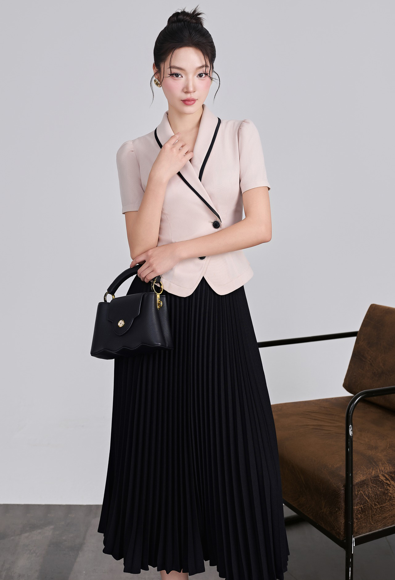 Chinh phục mọi phong cách từ cá tính đến dịu dàng với chân váy midi