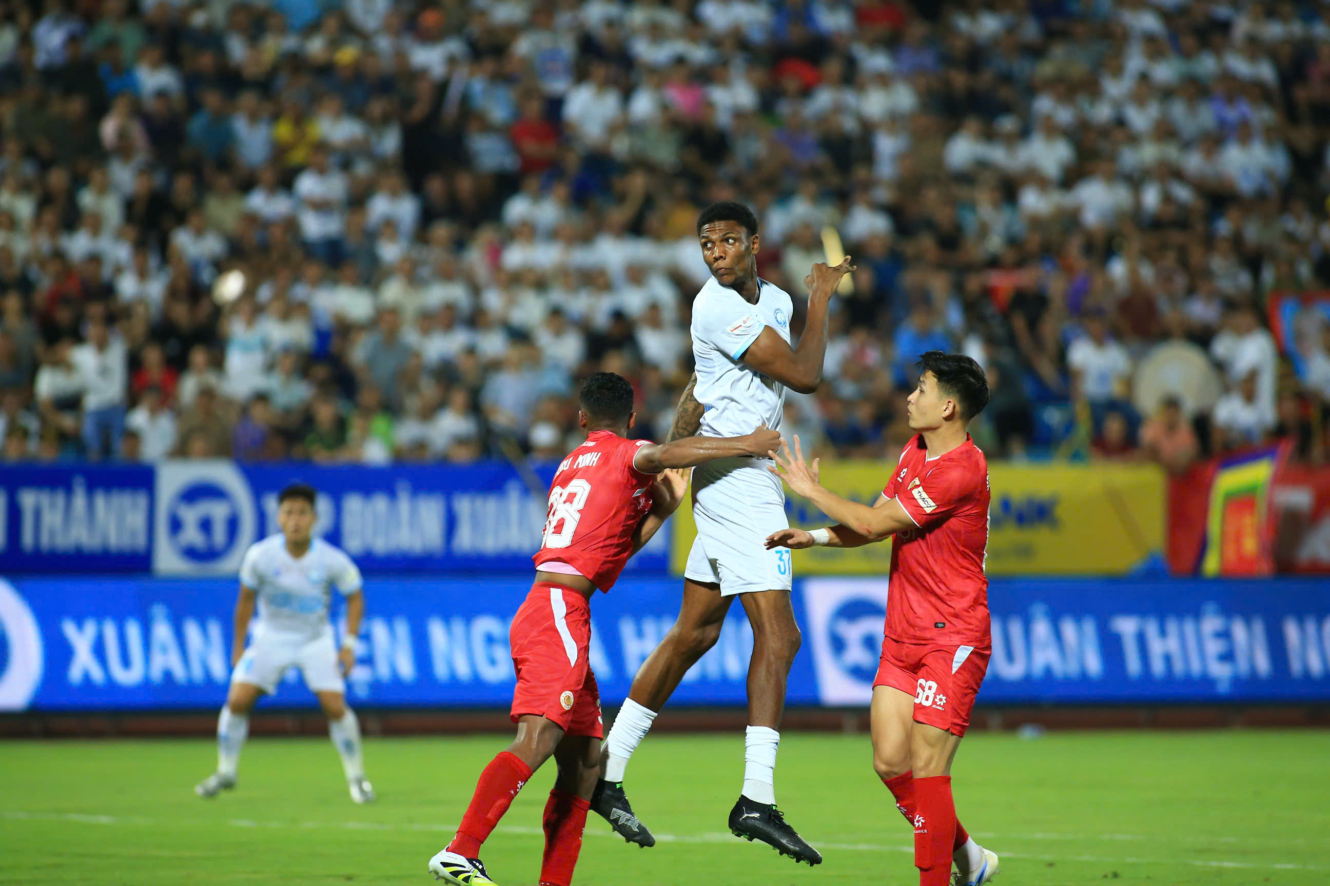 Tiền đạo 2,06 m Kyle Hudlin của Nam Định: Thủ môn V-League gặp ‘ác mộng’