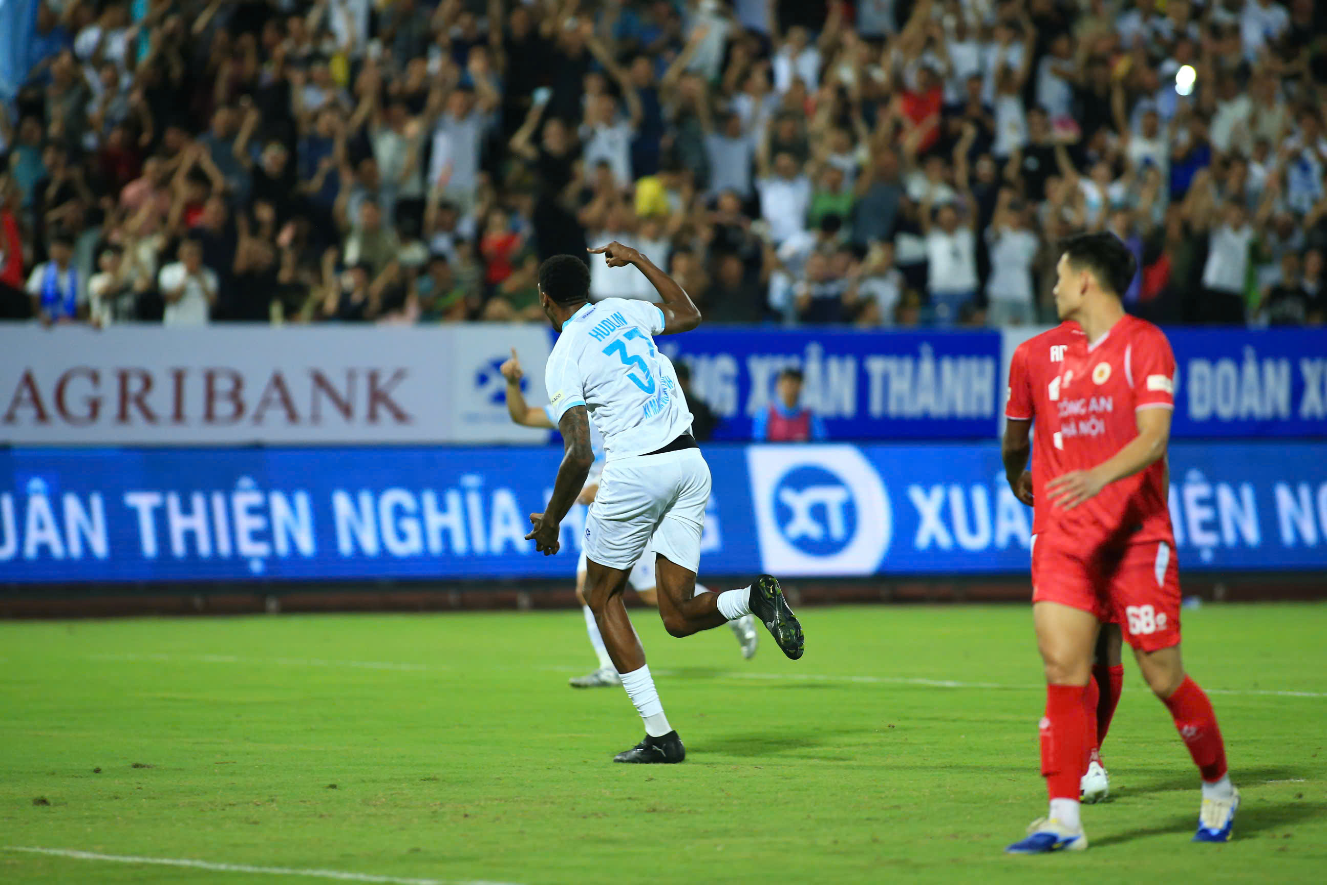 Tiền đạo 2,06 m Kyle Hudlin của Nam Định: Thủ môn V-League gặp ‘ác mộng’