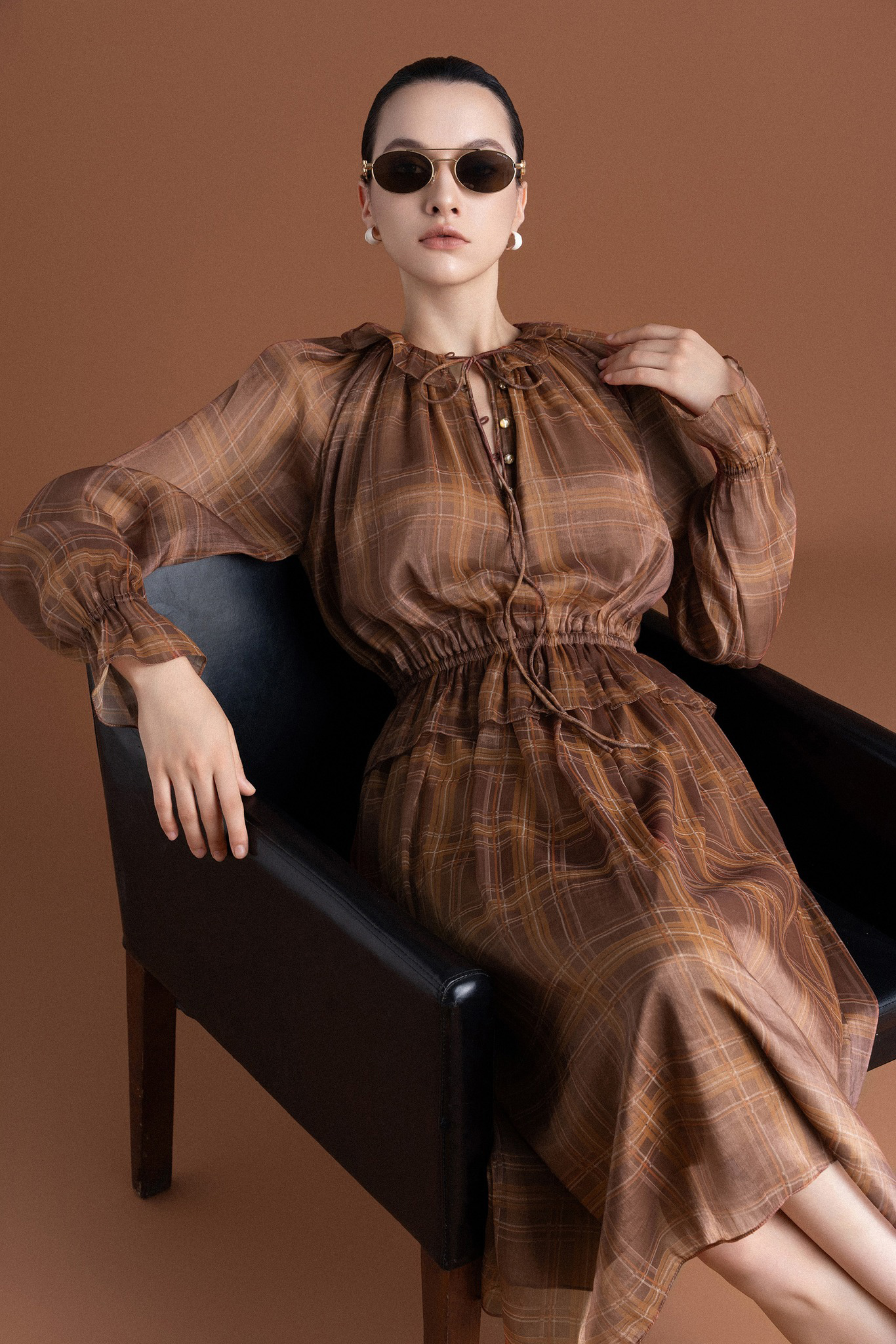 Váy midi tuy đơn giản nhưng lại đẹp xuất sắc, đáng sắm nhất mùa này