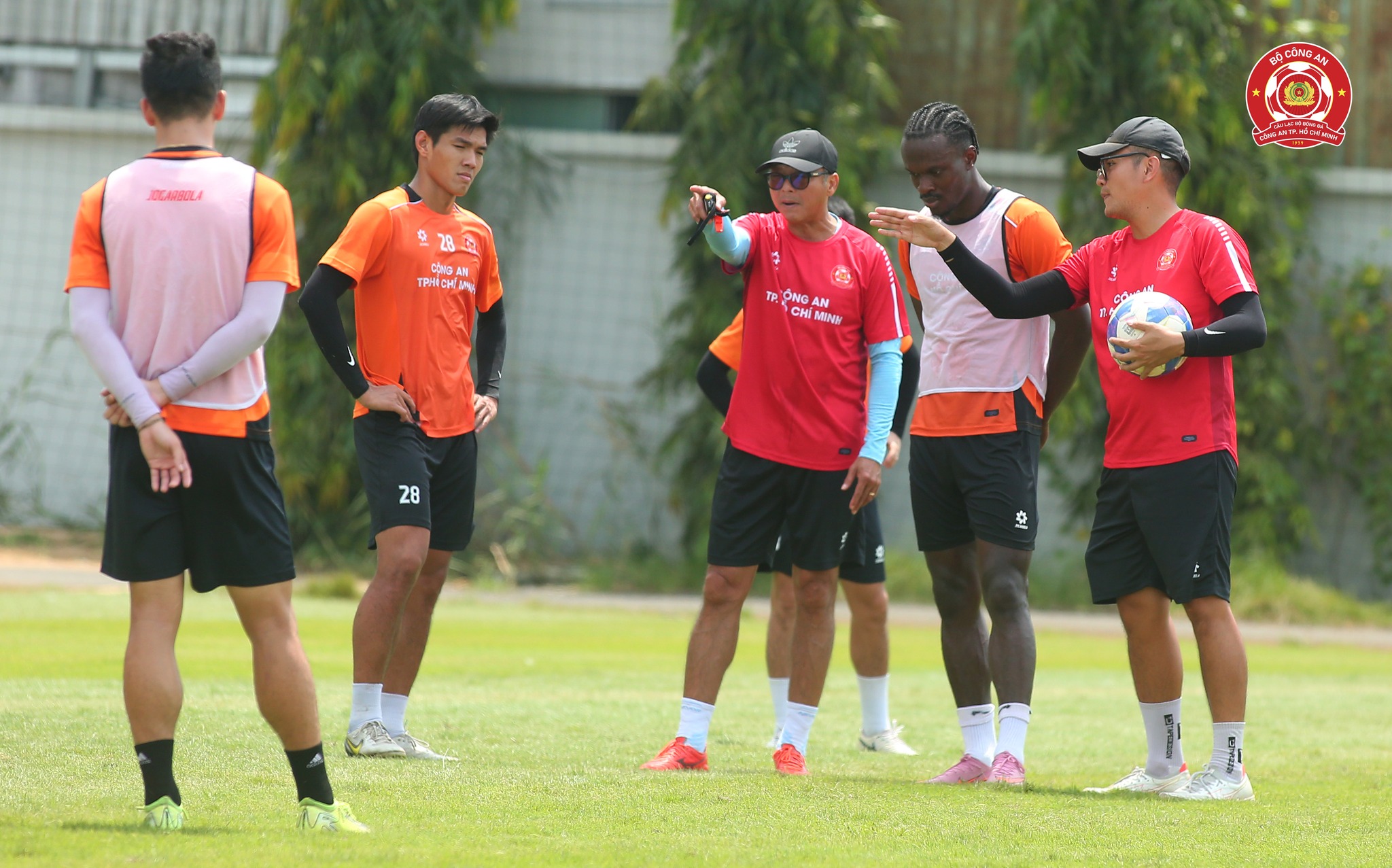 CLB Công an TP.HCM và HLV Lê Huỳnh Đức tiếp tục đương đầu 'núi lớn'