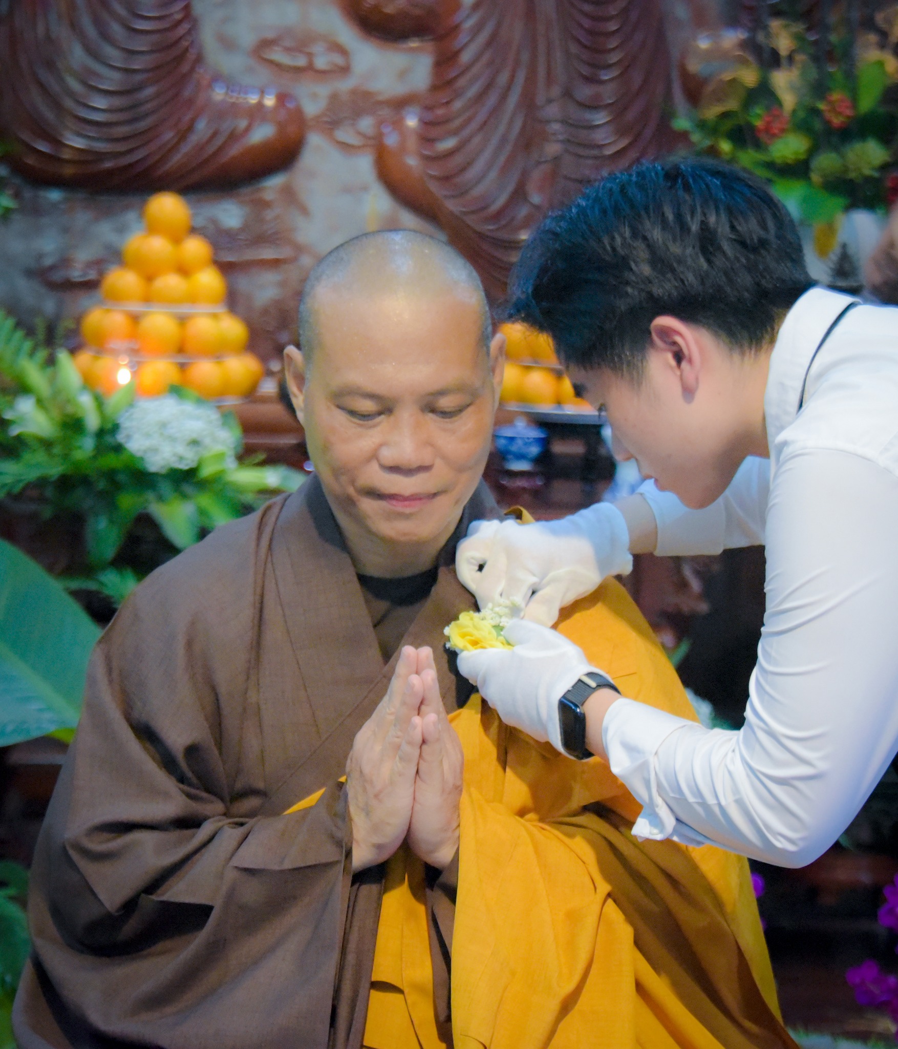 Vu lan 2025: Quỳ rót trà, rửa chân cha mẹ - phút giây khiến con bừng tỉnh