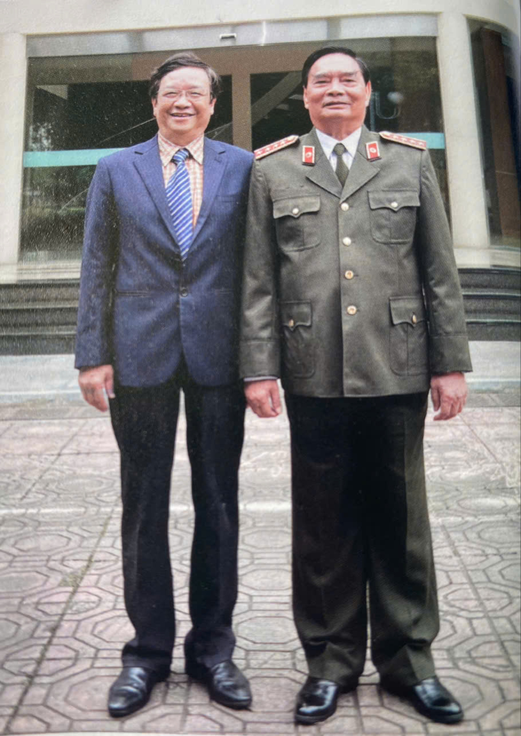 Full portrait of General Le Hong Anh