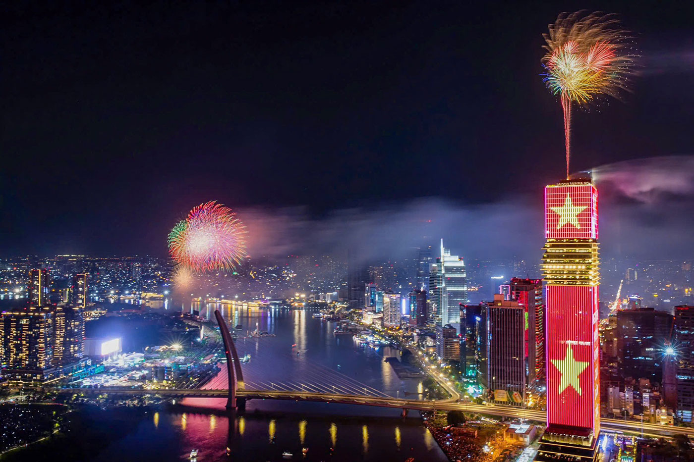 Saigon Marina IFC rực rỡ đêm pháo hoa với công nghệ ánh sáng hàng đầu ...