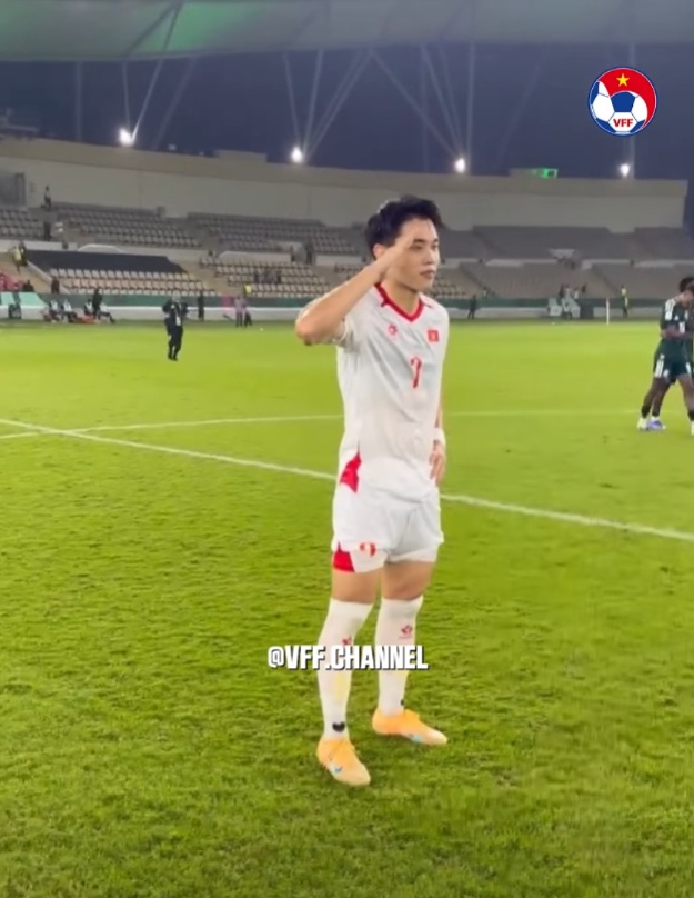 Đình Bắc tạo dáng chào cờ trên sân Hoàng tử Abdullah Al-Faisal, lần đầu ...