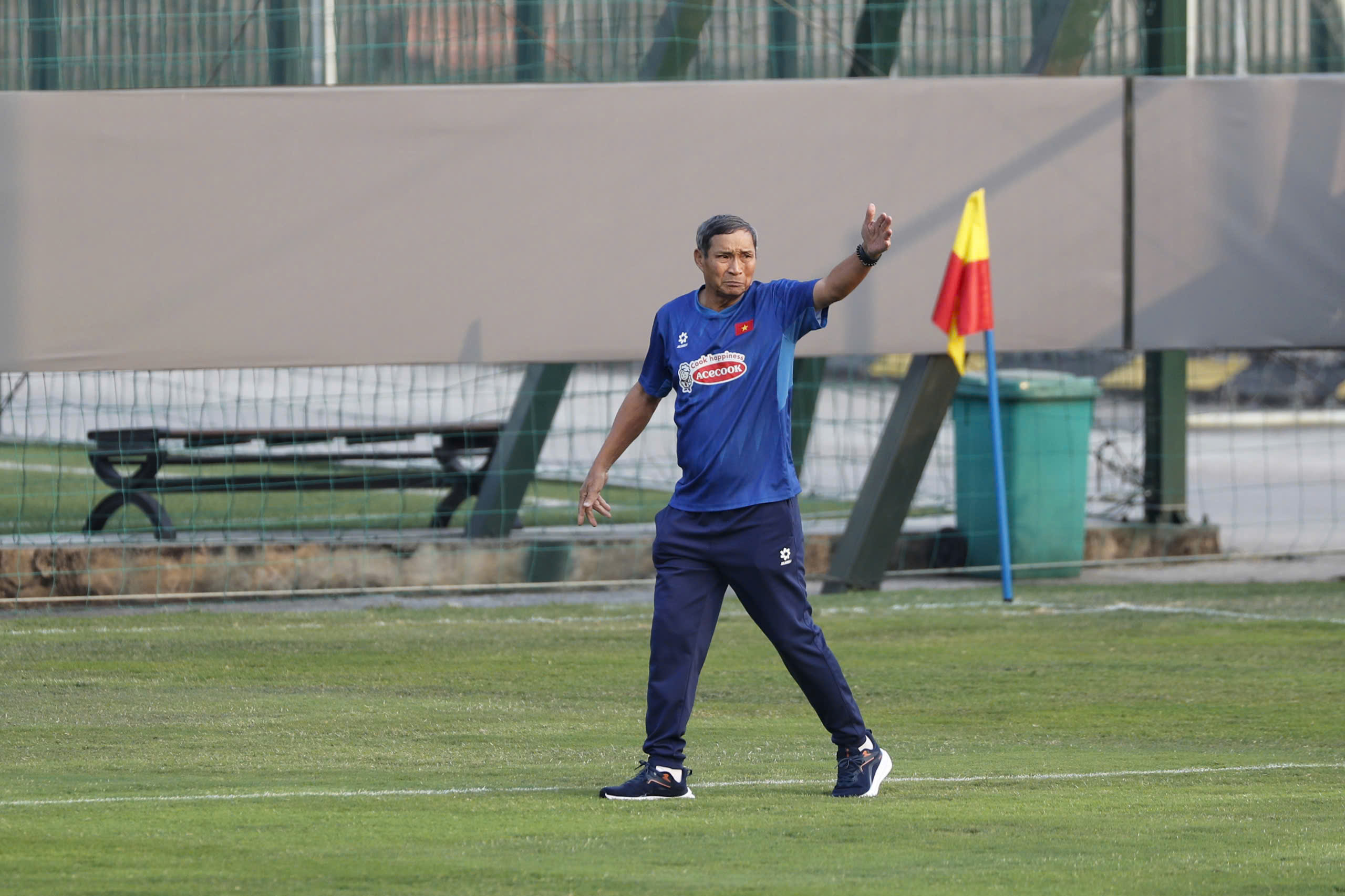 Coach Mai Duc Chung returns to training with the Vietnamese women's ...