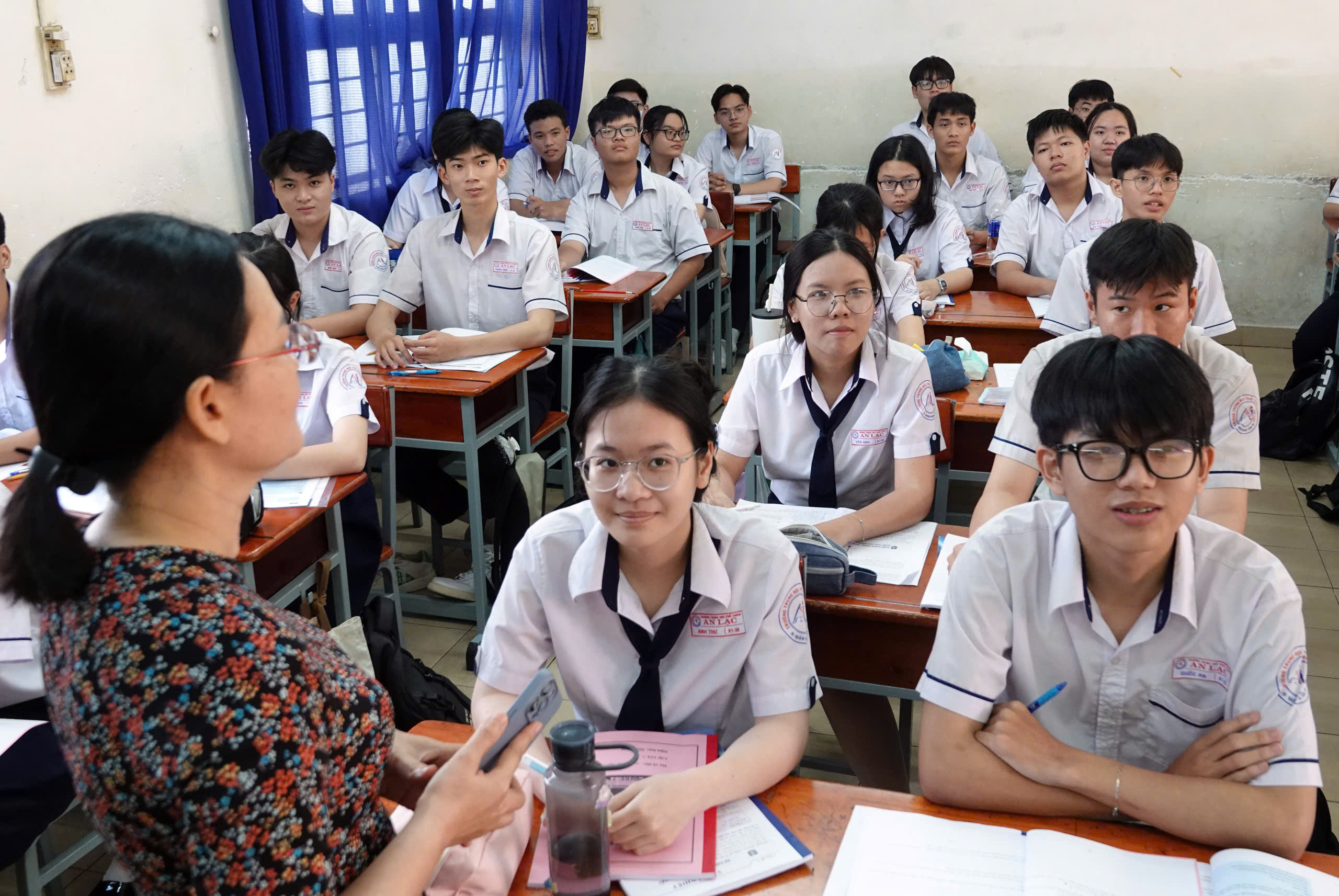 Youth newspaper persists on the issue of teachers' salaries.