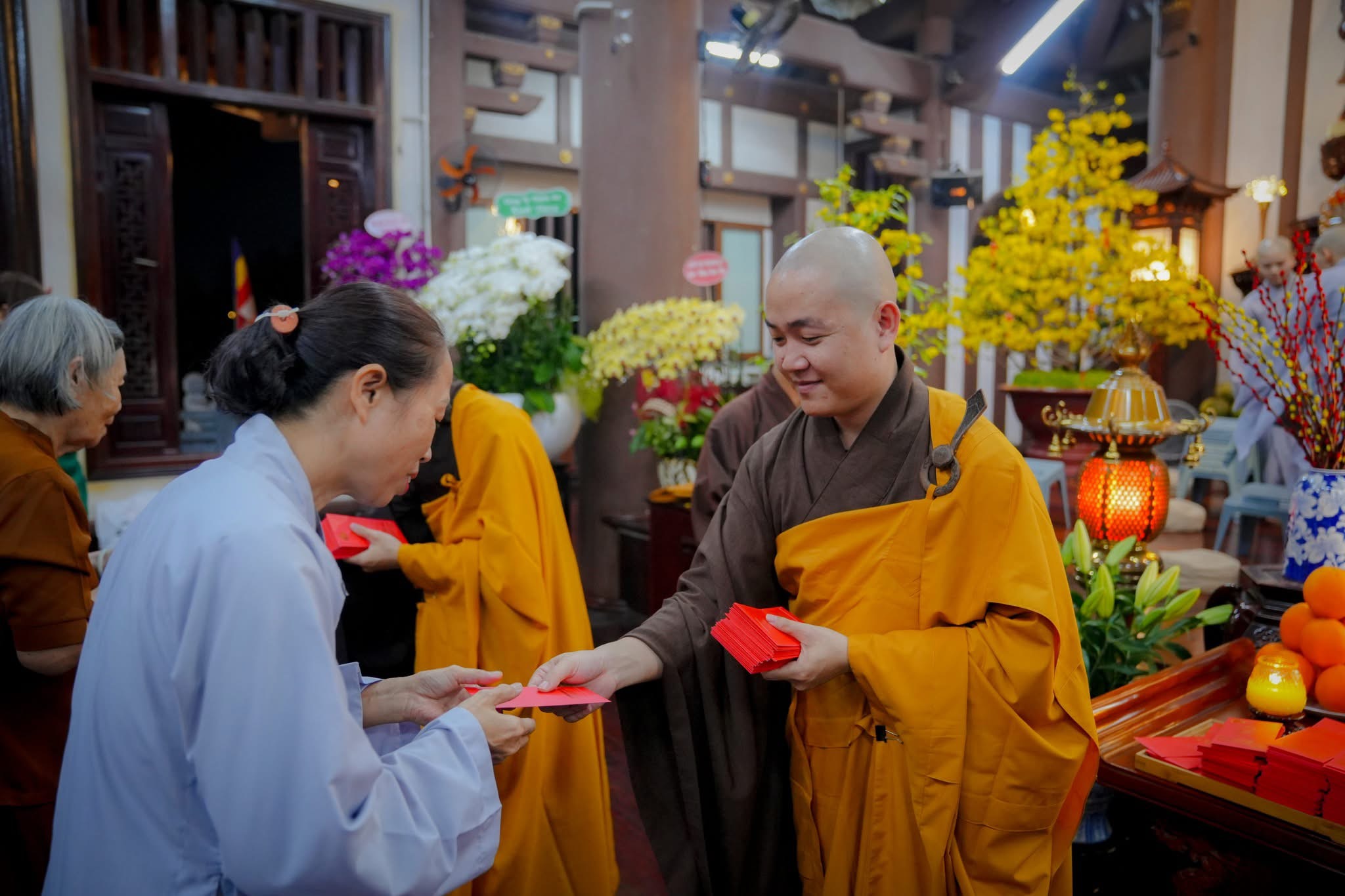 Mừng xuân Di Lặc là gì? Vì sao các chùa treo câu này ngày tết?