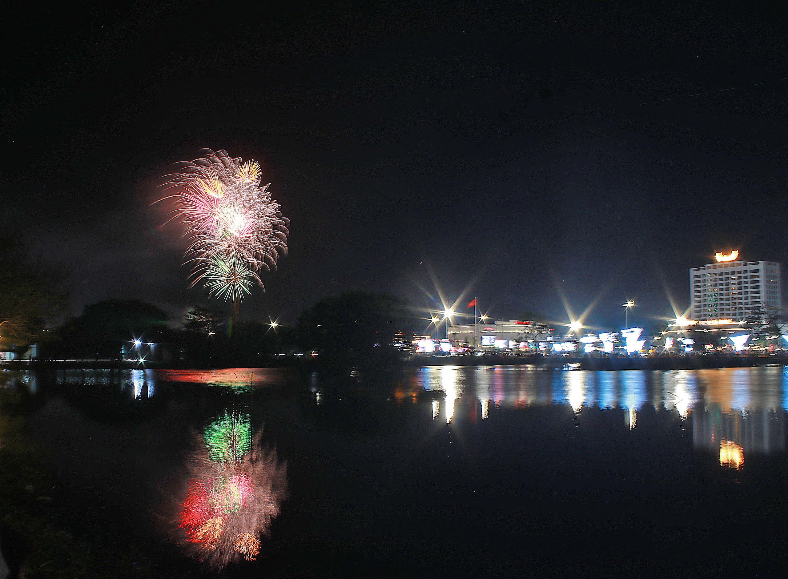 Ca Mau: Fireworks display and groundbreaking ceremony for a series of ...