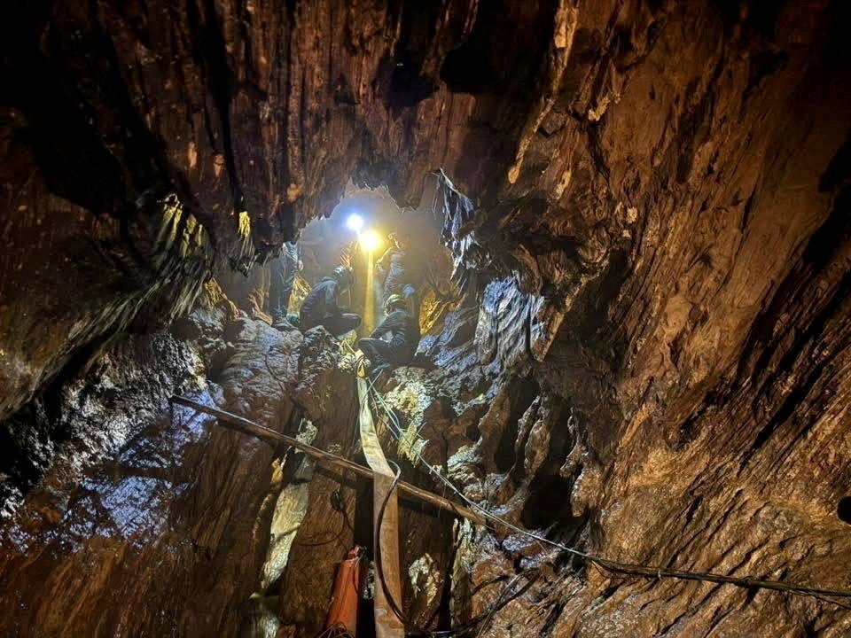 Mưa lớn đe dọa nỗ lực cứu hộ 2 người mất tích trong hang động Lào