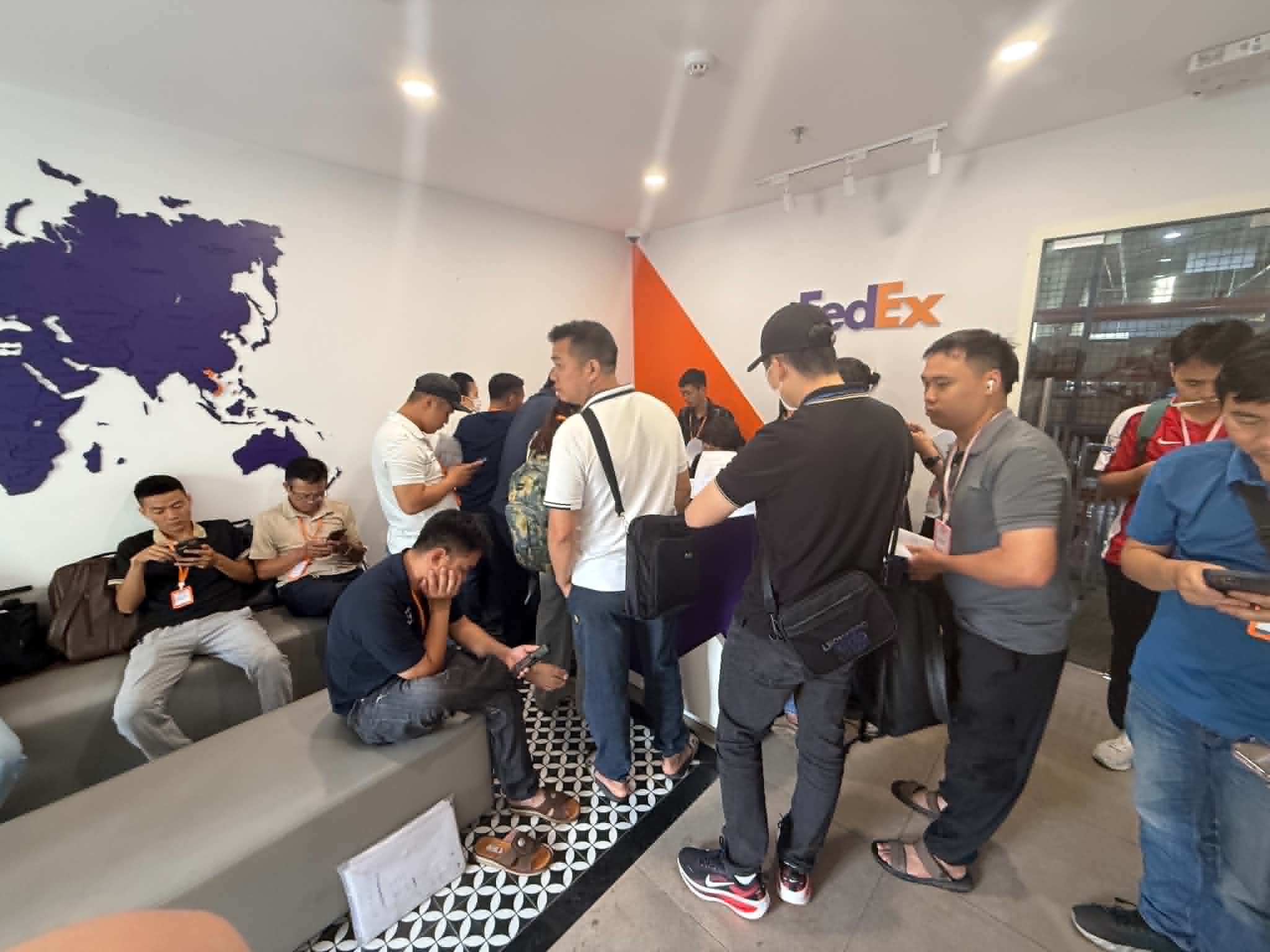 Hàng hóa ‘tắc’ ở cảng, chuyện gì xảy ra với FedEx?