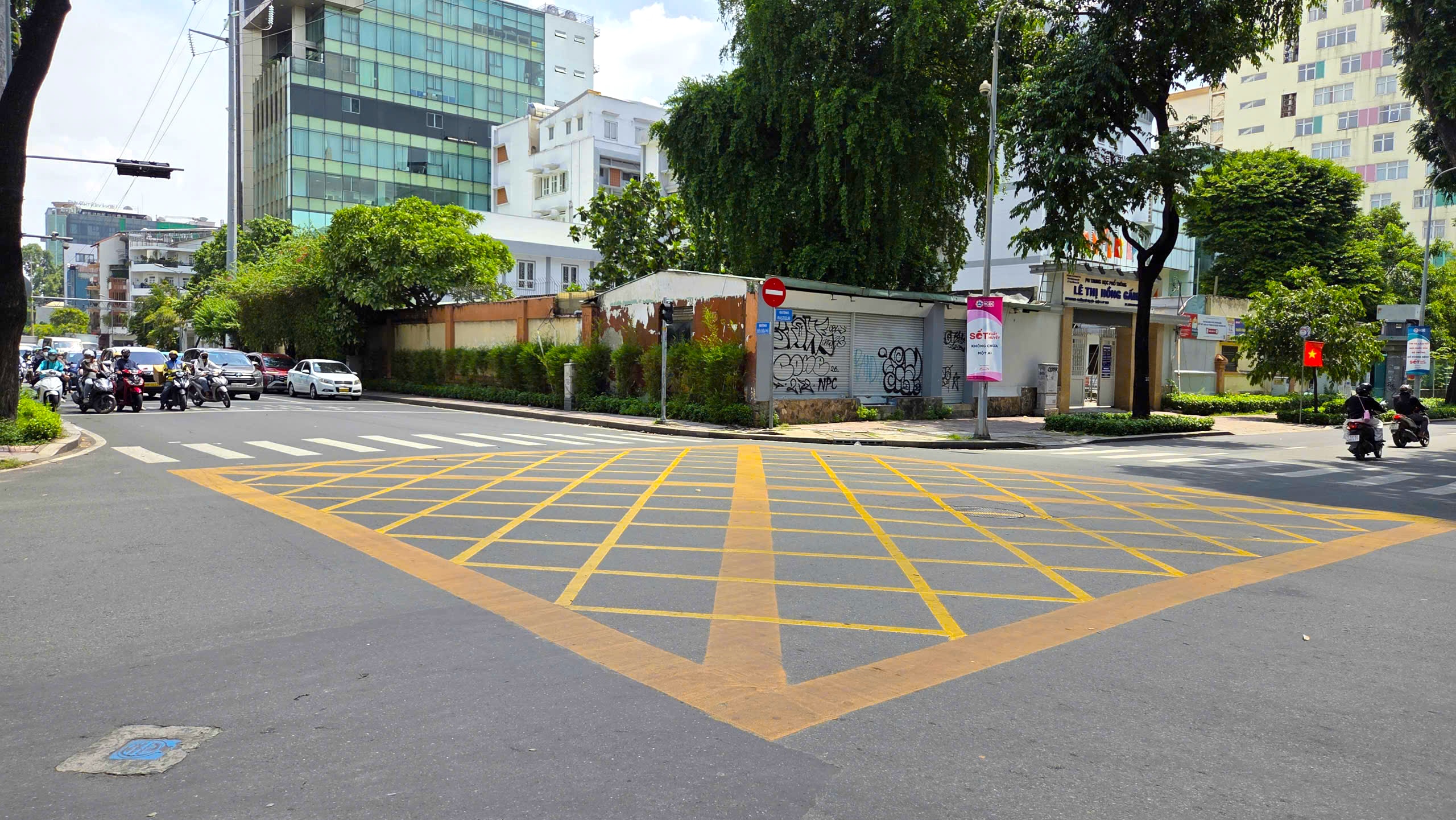 Vạch mắt võng mới kẻ giữa giao lộ TP.HCM có ý nghĩa gì, đi sai có phạt?