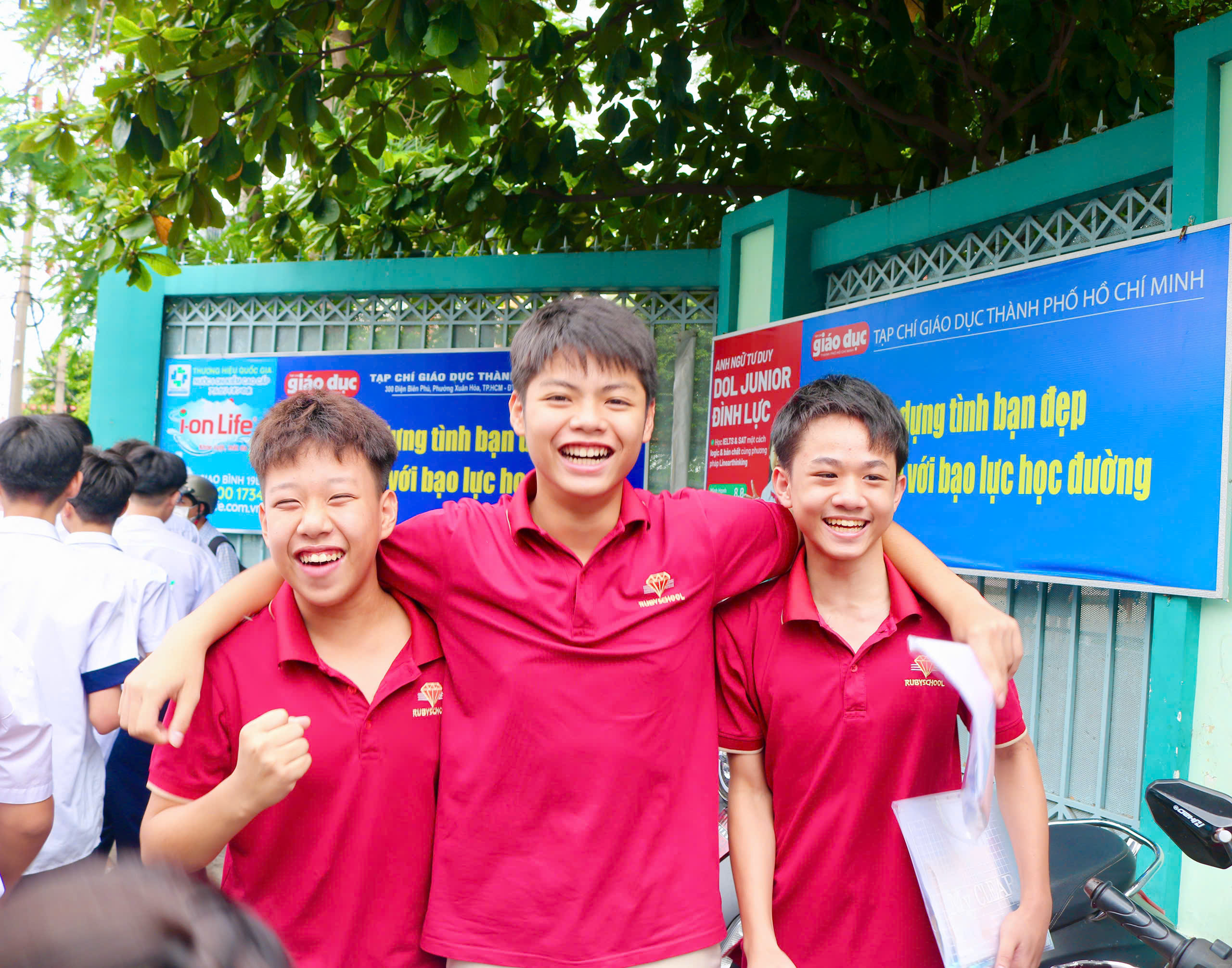 Thi lớp 10 môn toán: Thí sinh tự tin đạt điểm cao, phụ huynh thưởng lớn