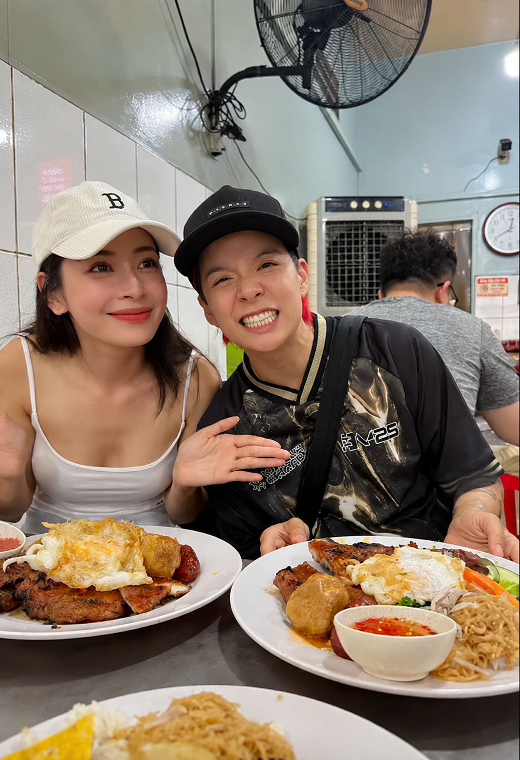 Chi Pu took Amber Liu out to eat broken rice, spring rolls, and beef ...