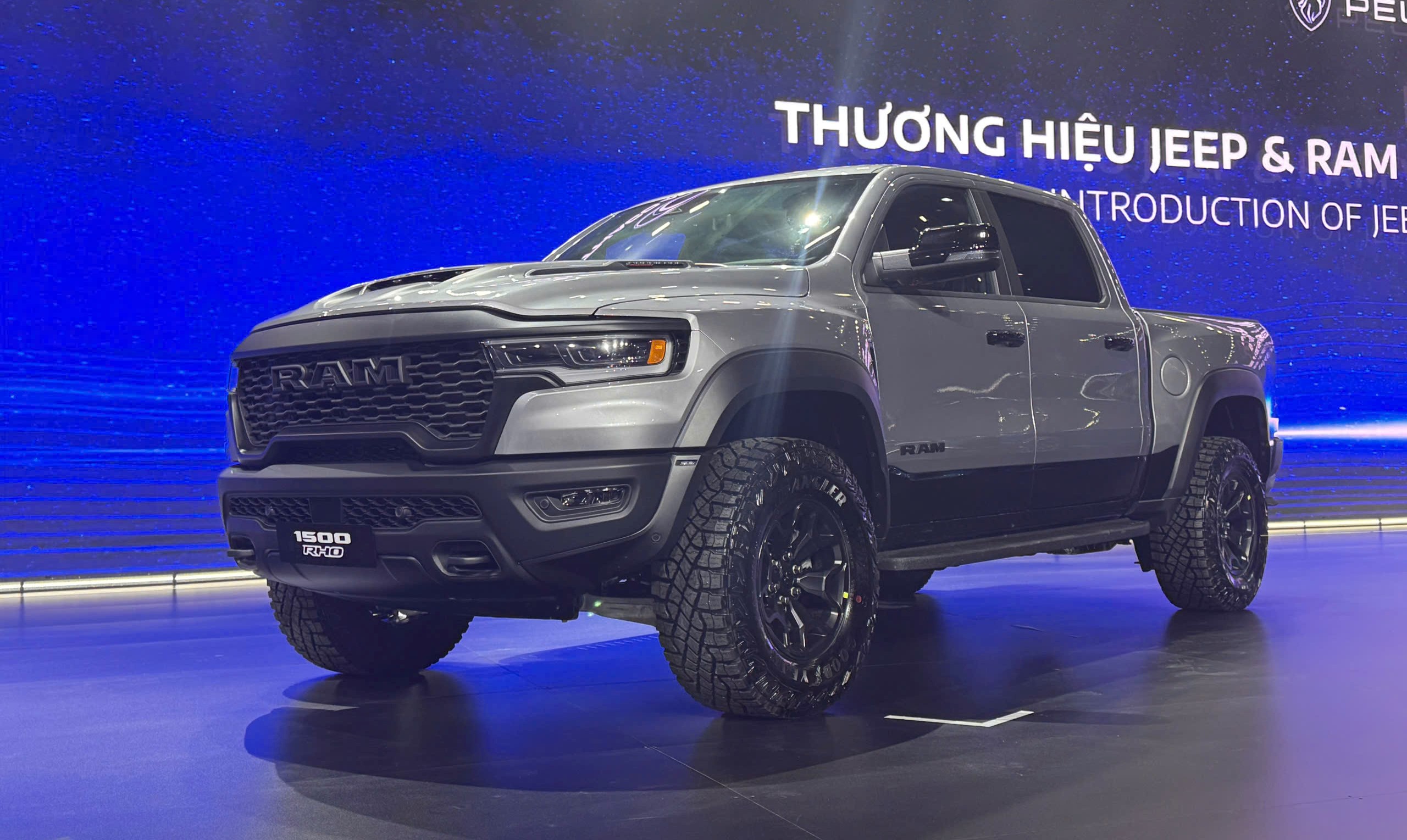 Giá gần 5,5 tỉ, bán tải 'khủng long' RAM 1500 RHO có gì vượt trội?