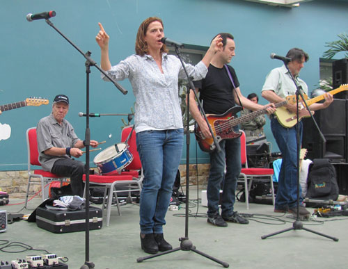 Mary McBride, Trọng Lý hát ở bệnh viện